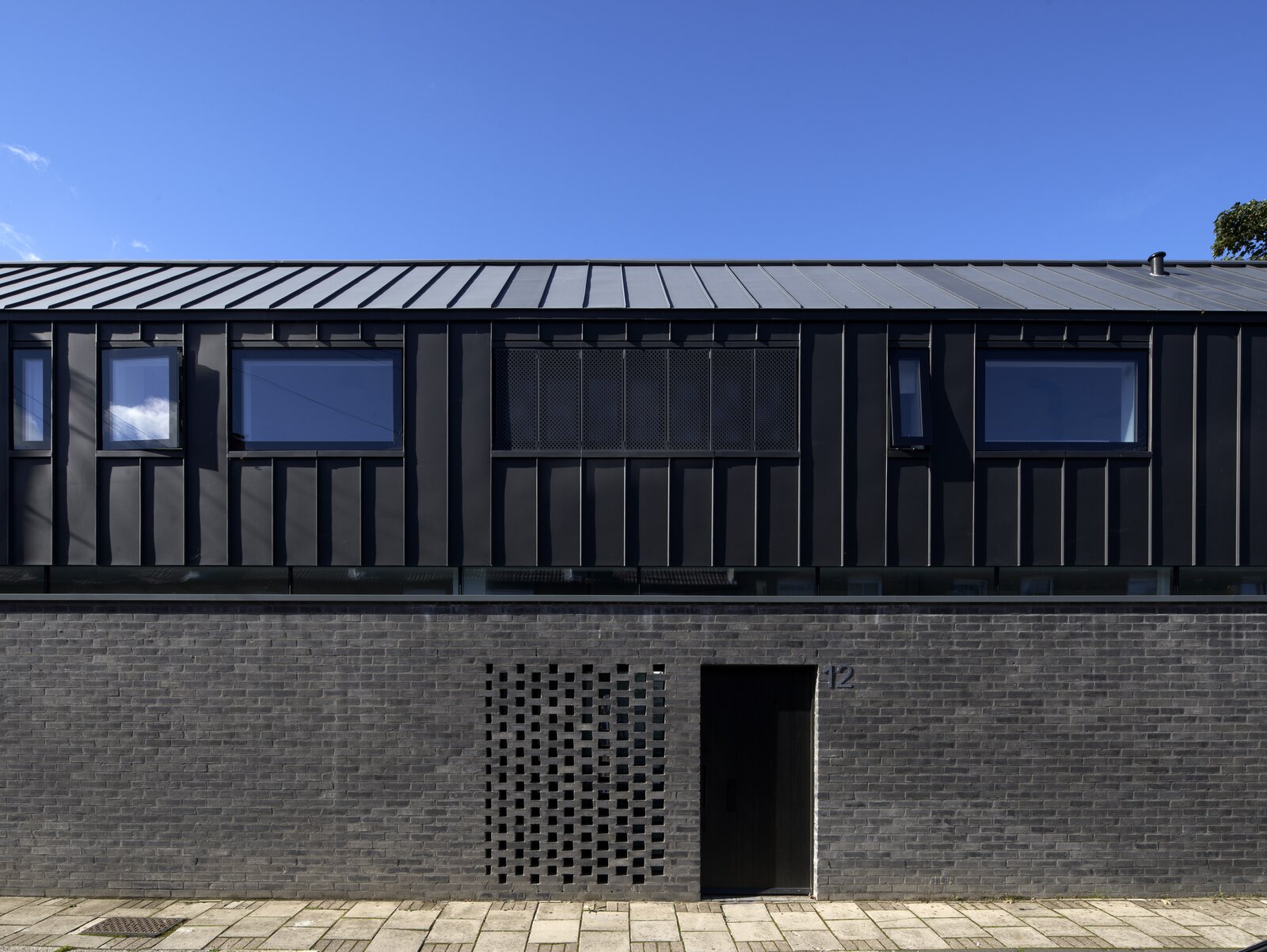 Photo 4 of 22 in An Angular Brick and Steel Home in London Stands Out ...