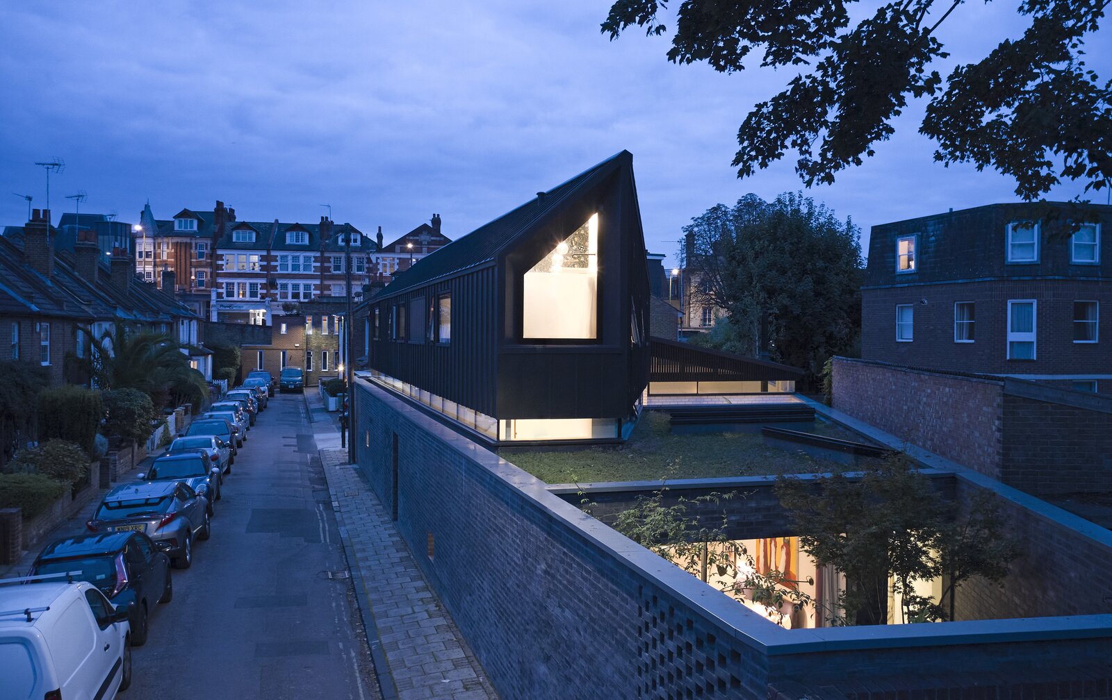 Photo 5 of 22 in An Angular Brick and Steel Home in London Stands Out ...