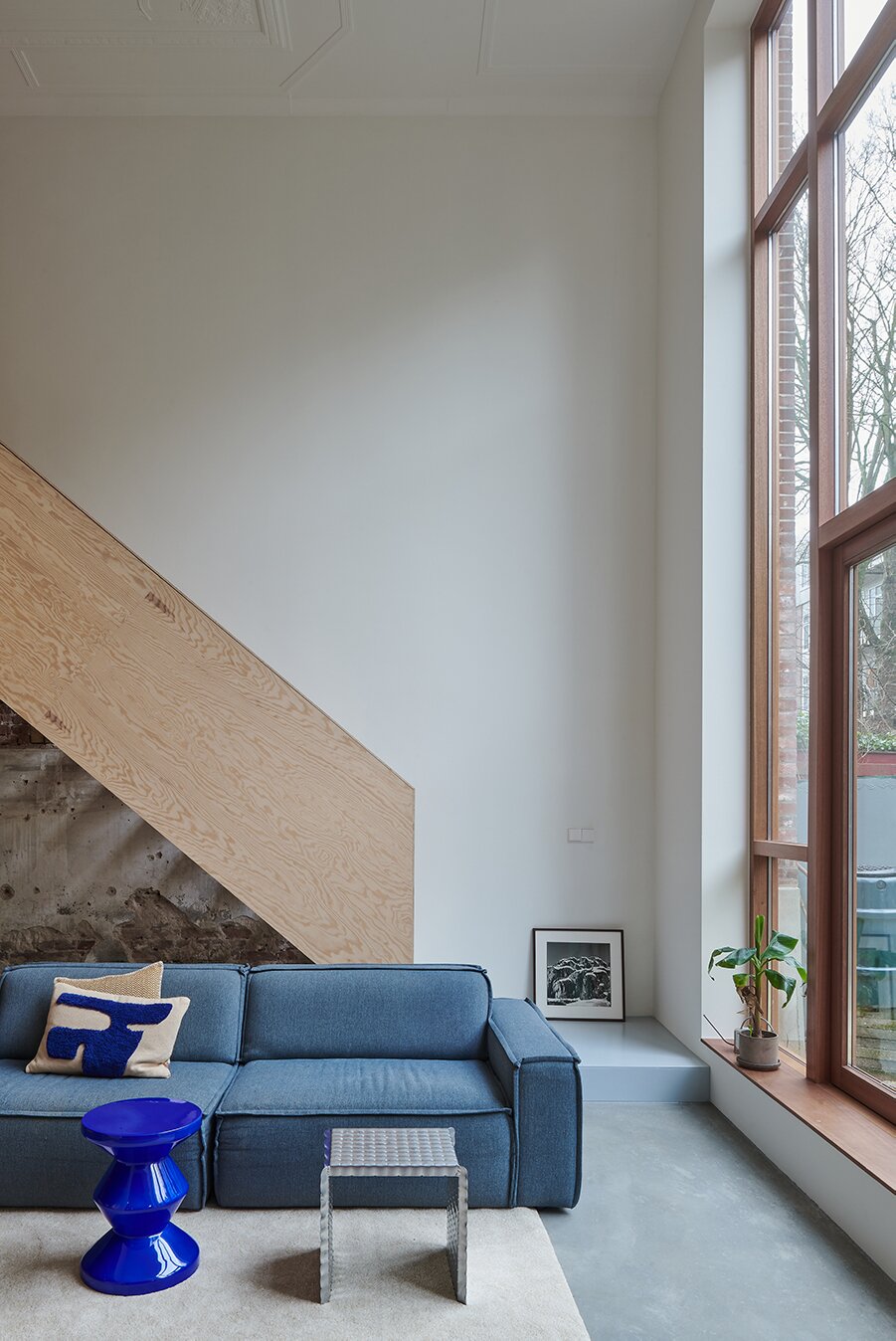 Photo 5 of 11 in A Blue Felt Stair Pops in This Rustic Rotterdam Home ...