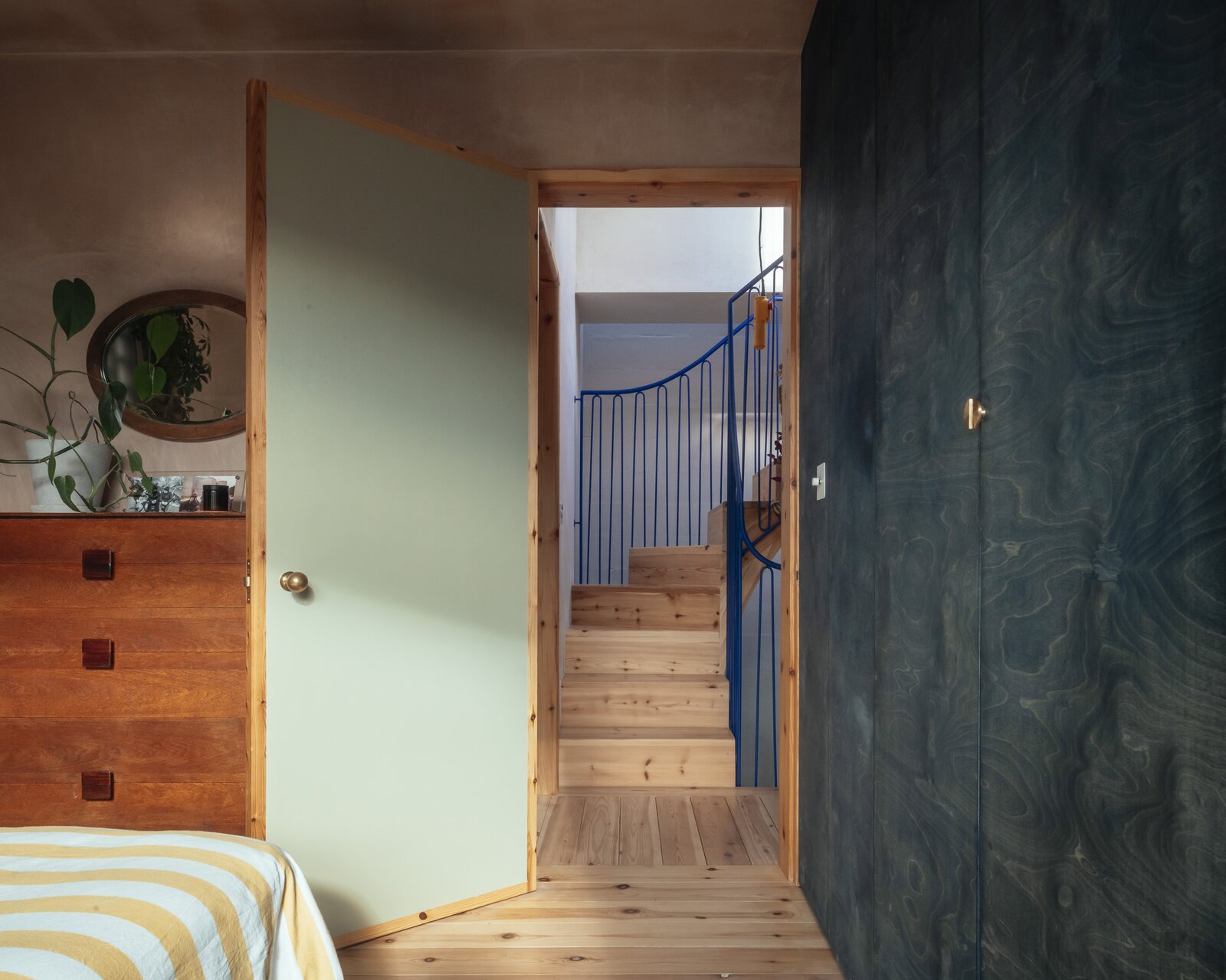 Photo 9 of 22 in Peckham House in London Stands Out Thanks to Hit-and ...