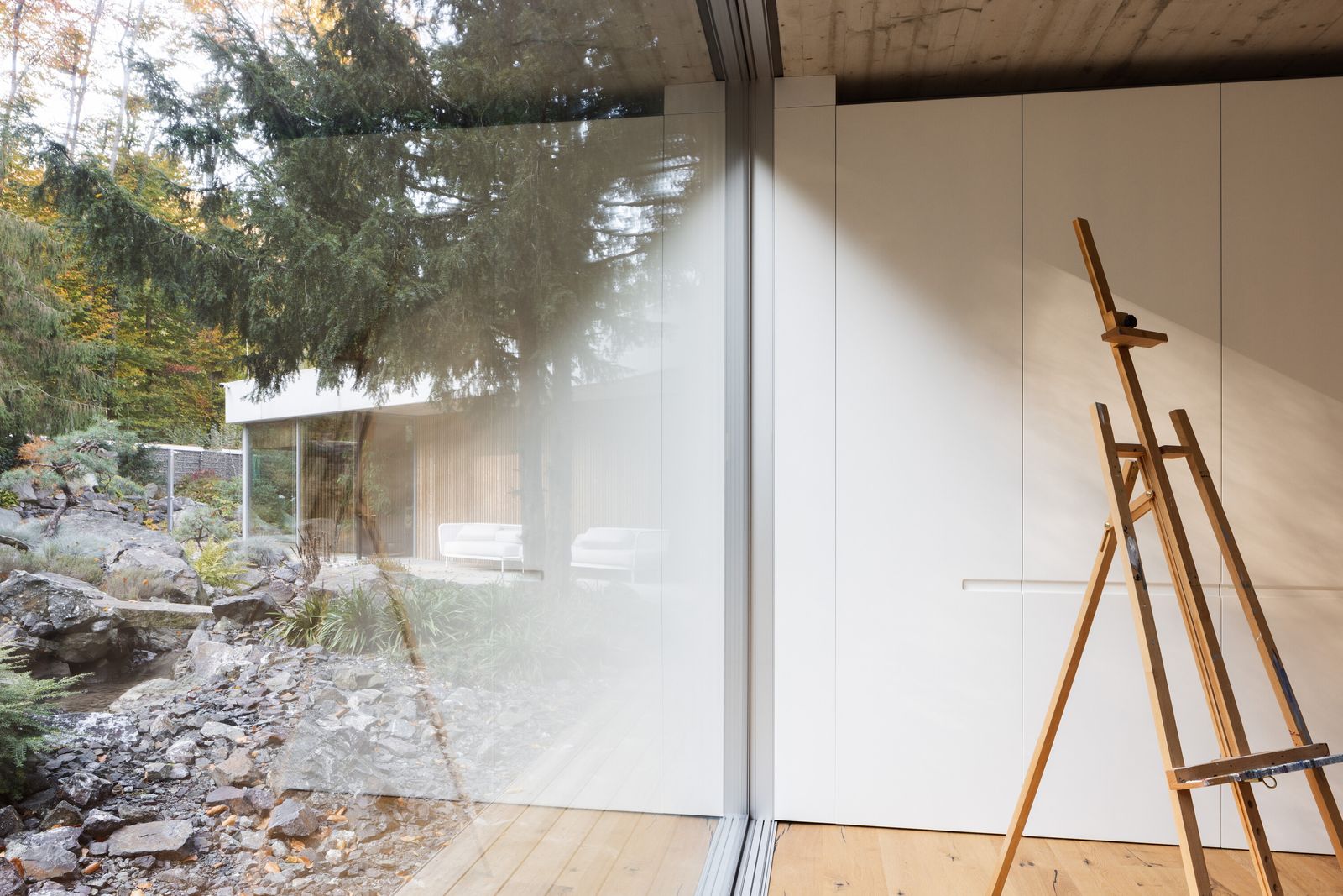 Photo 18 of 18 in Expanses of Glass Immerse This Y-Shaped Home in Its ...