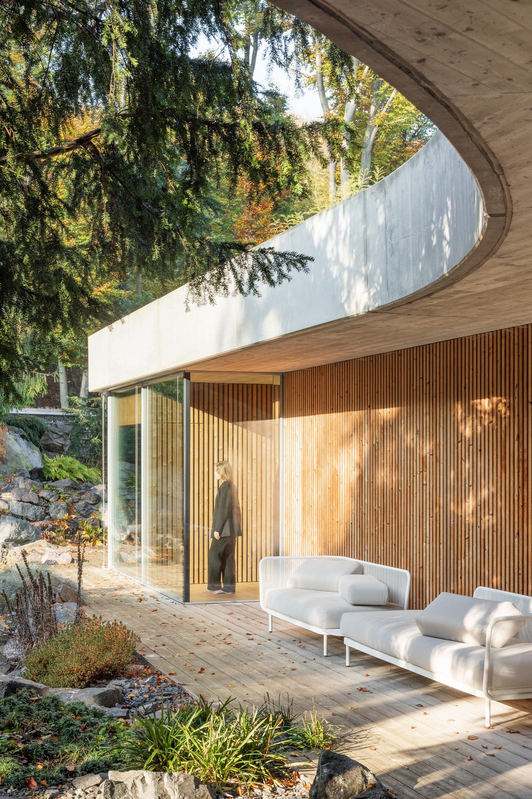 Photo 7 of 18 in Expanses of Glass Immerse This Y-Shaped Home in Its ...