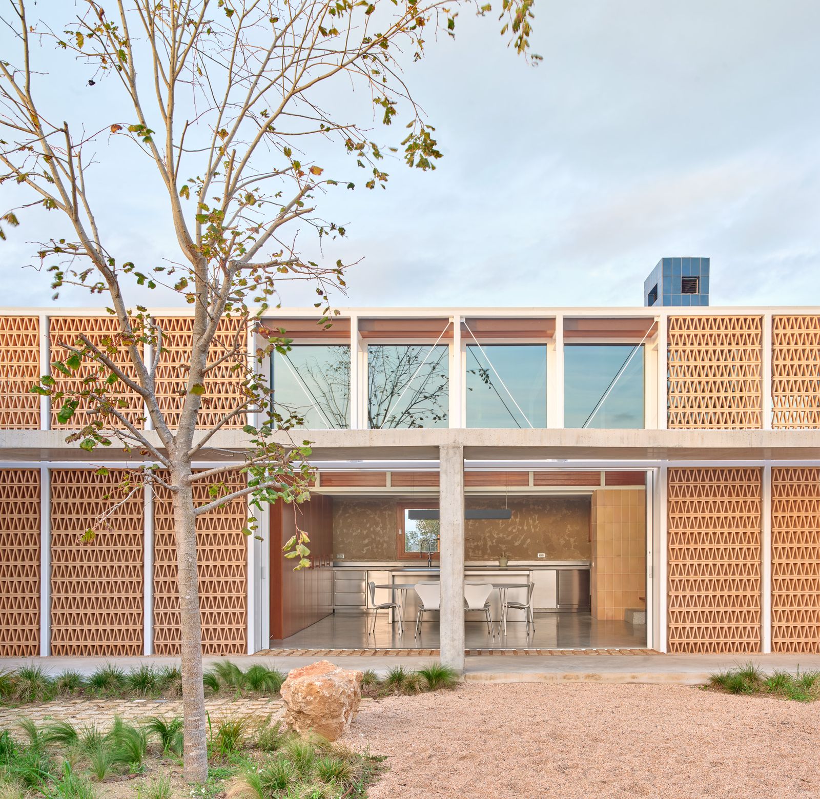 Photo 10 of 19 in Breeze-Block Walls and Pavilions Make This Spanish ...