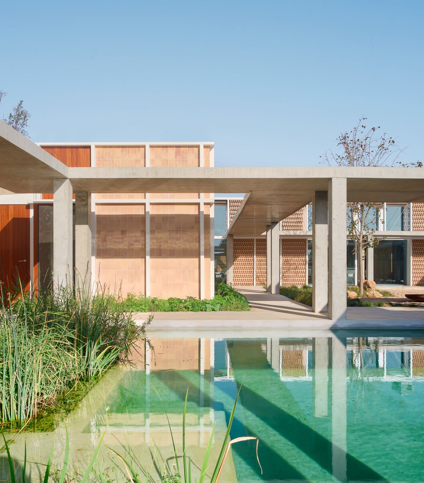 Photo 3 of 19 in Breeze-Block Walls and Pavilions Make This Spanish ...