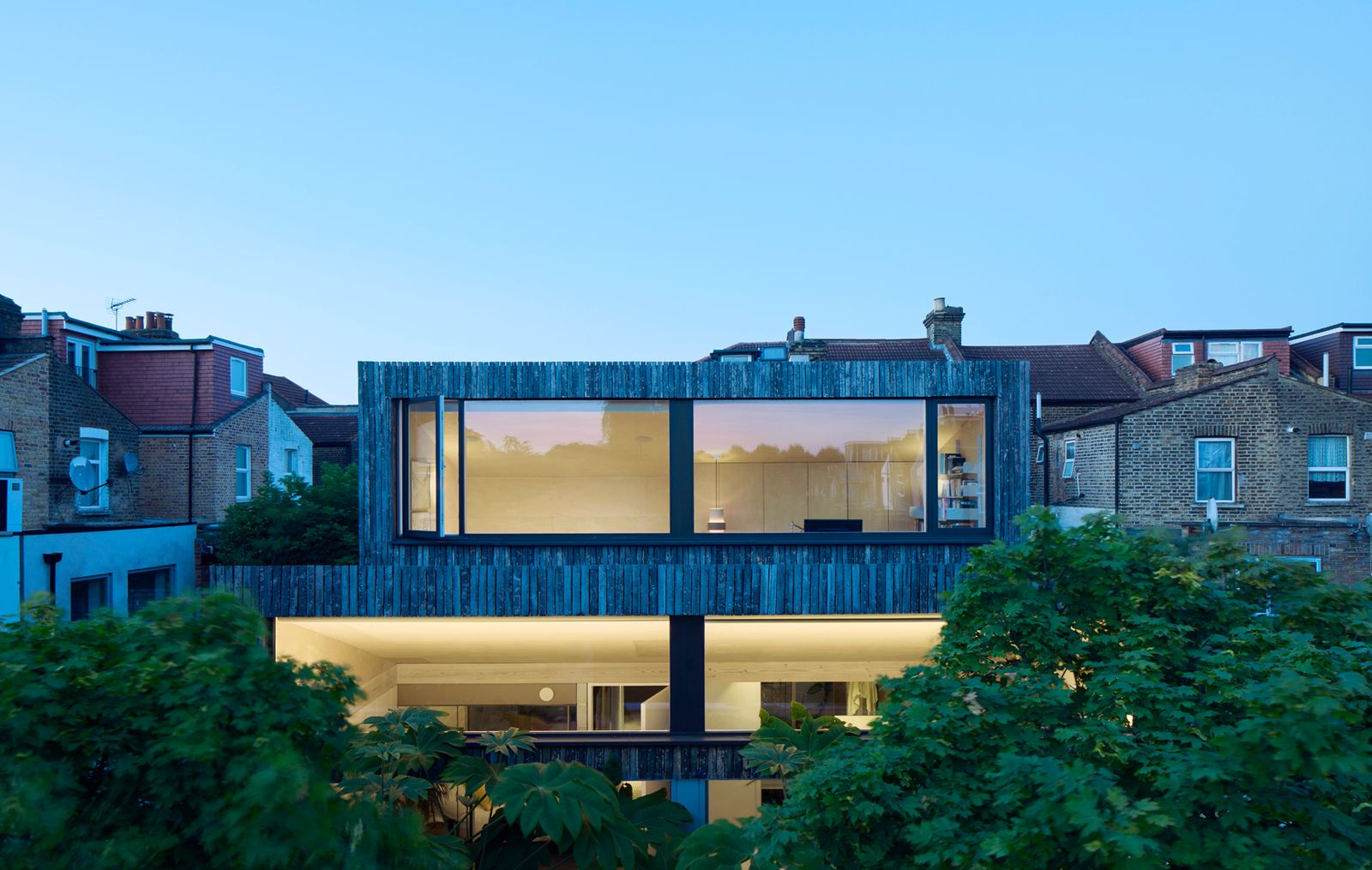 Photo 16 of 16 in There’s So Much Greenery at This London Home, You’d ...