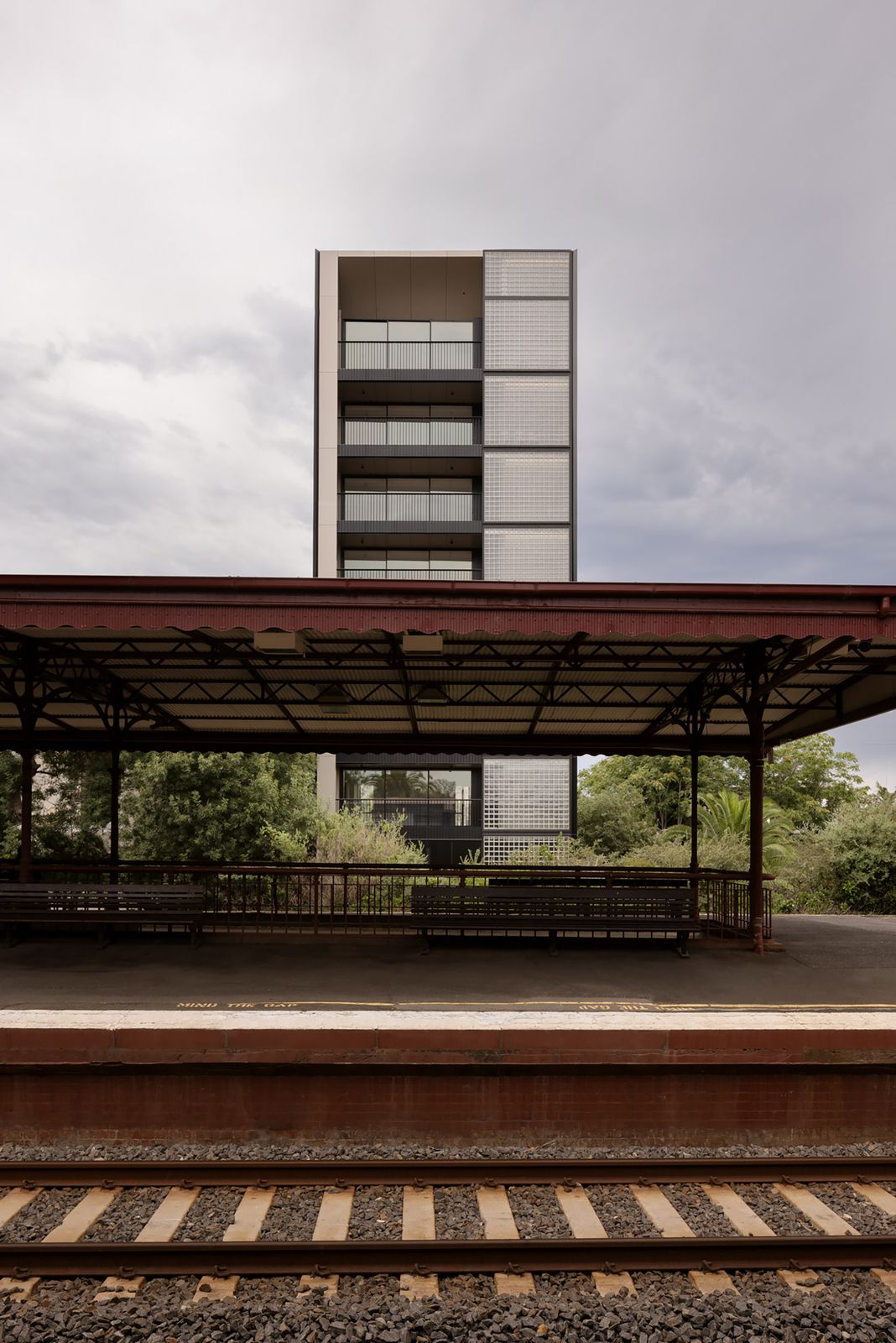 Photo 5 of 17 in Retro Glass Bricks Stack to the Sky at This Australian ...