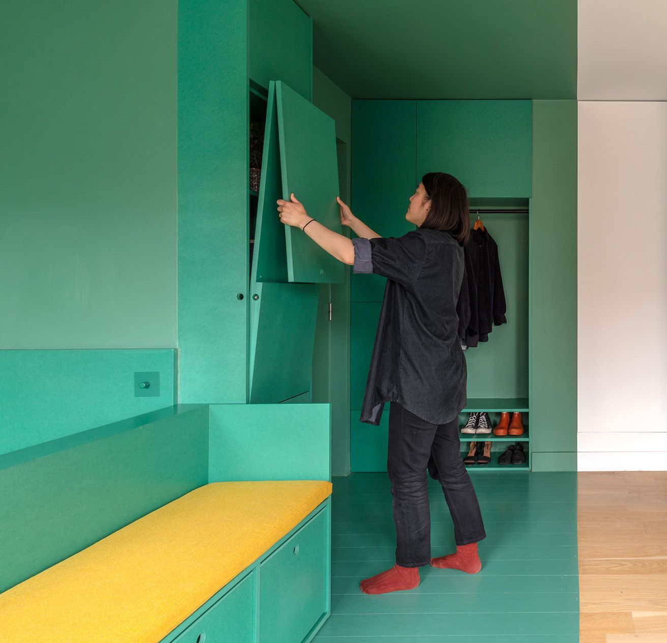 Photo 12 of 13 in £25K in Adaptable Millwork Gives a Tiny London Flat ...