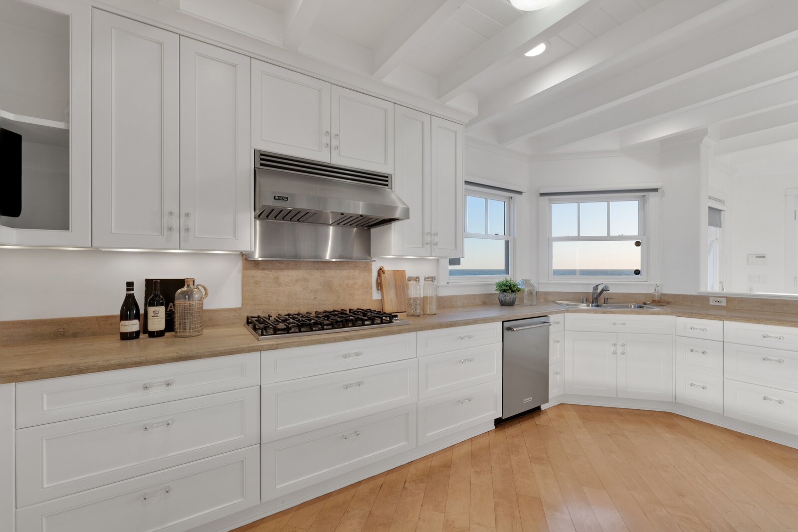 Photo 9 of 9 in Custom Cape Cod-Style Home on Manhattan Beach Strand ...