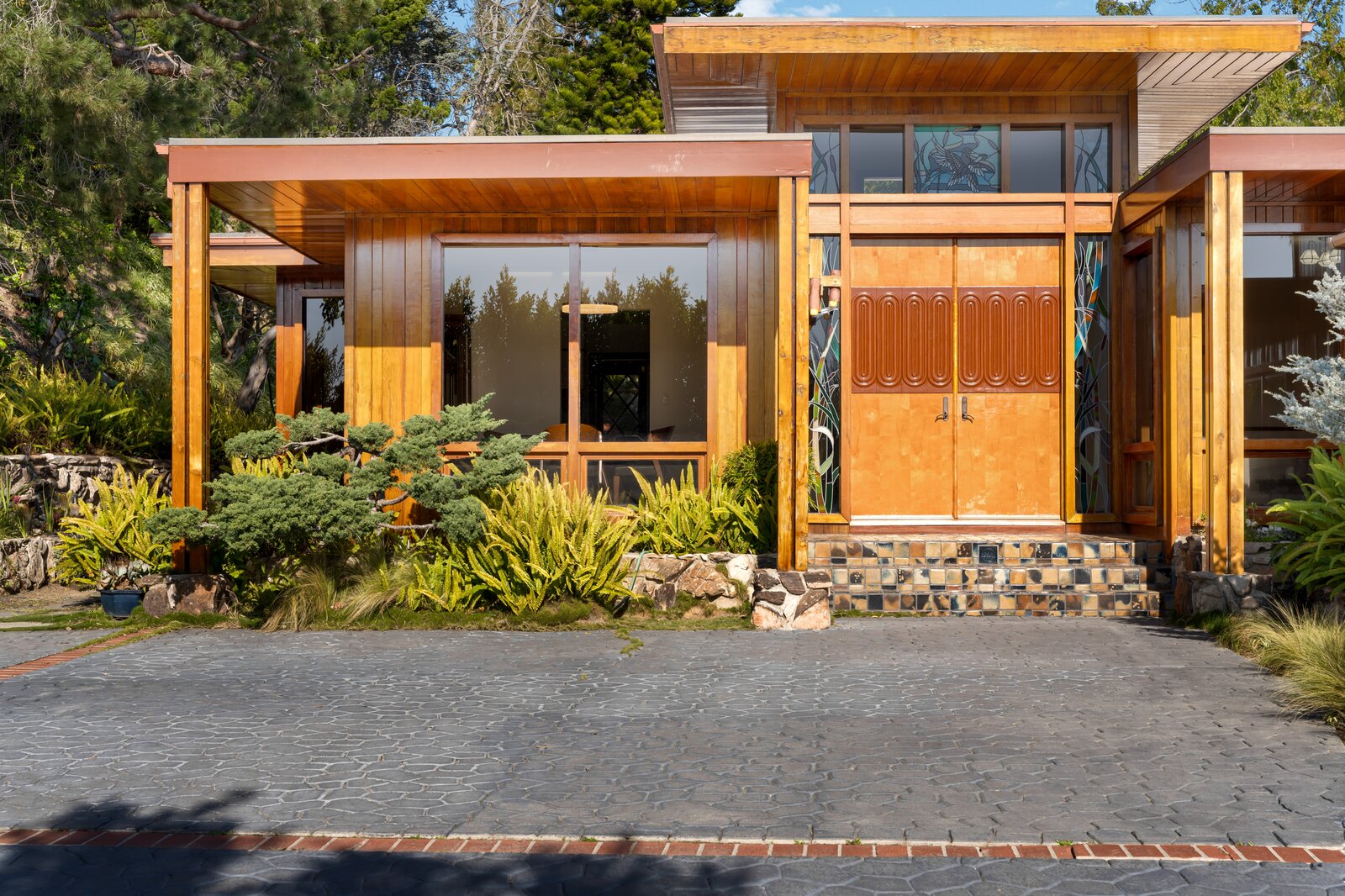 Photo 3 of 14 in Secluded Mid-Century Modern Compound Boasting 800 ...