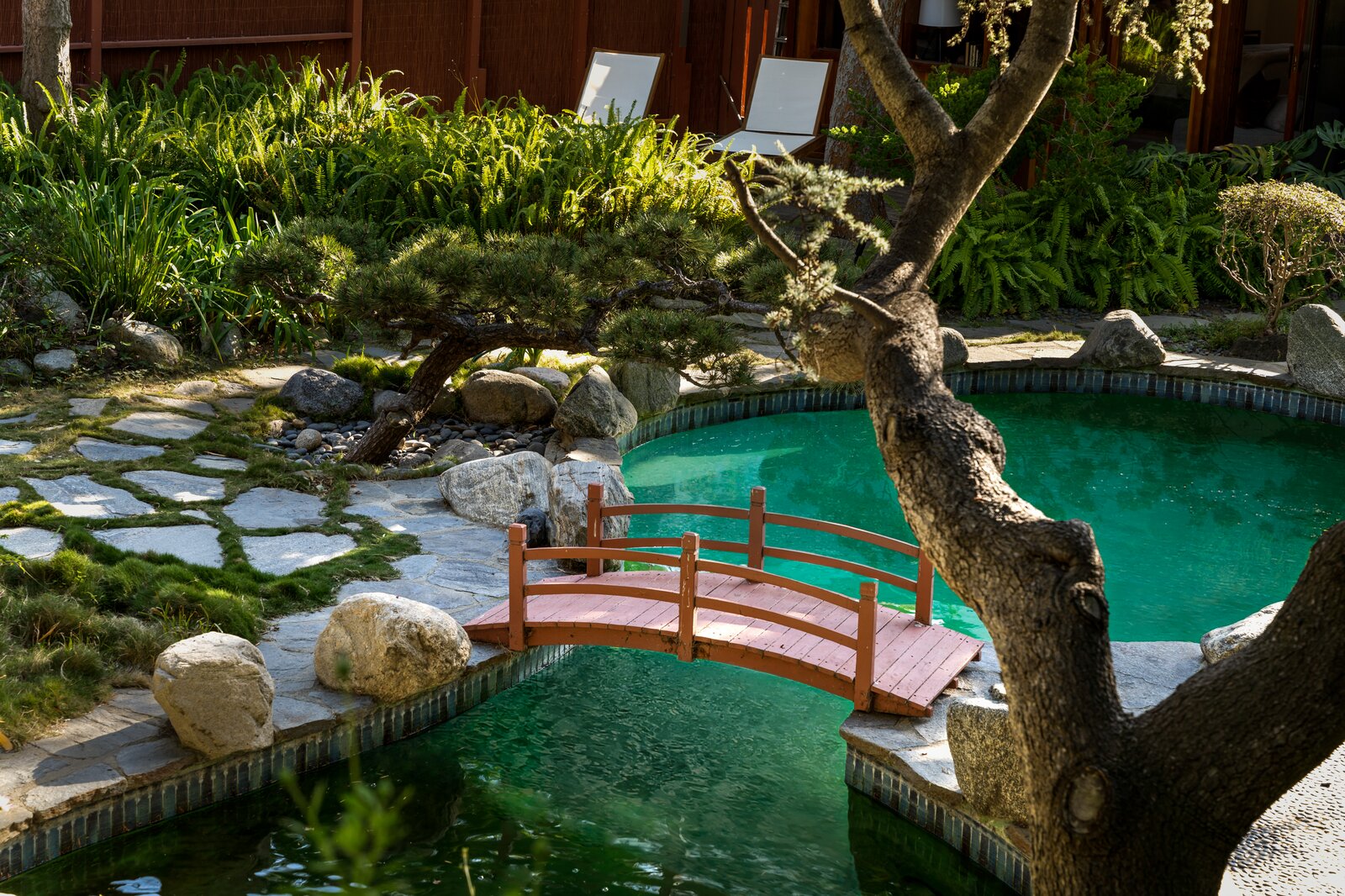 Photo 11 of 14 in Secluded Mid-Century Modern Compound Boasting 800 ...