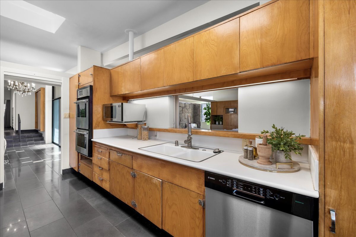 Photo 6 of 13 in Richard Dorman-Designed Architectural Masterpiece in ...