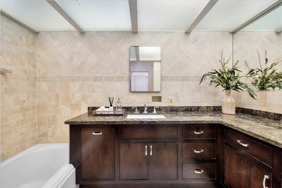 Photo 8 of 13 in Richard Dorman-Designed Architectural Masterpiece in ...