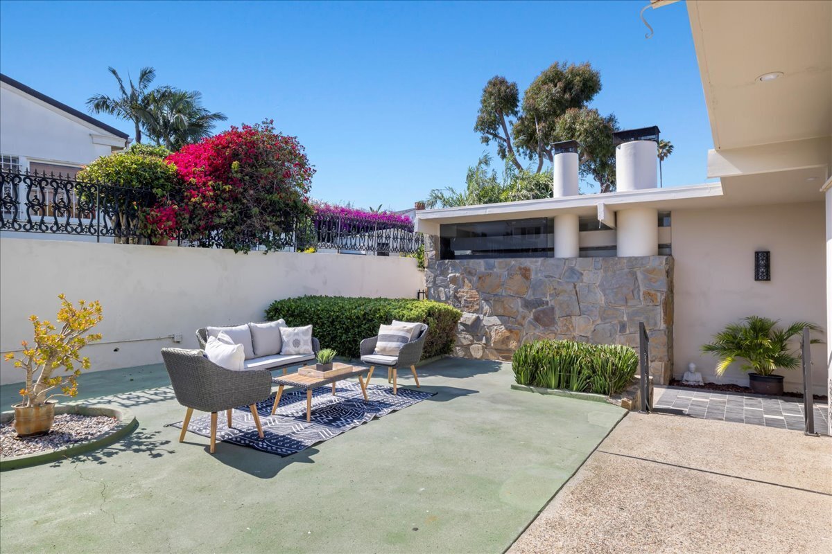 Photo 12 of 13 in Richard Dorman-Designed Architectural Masterpiece in ...