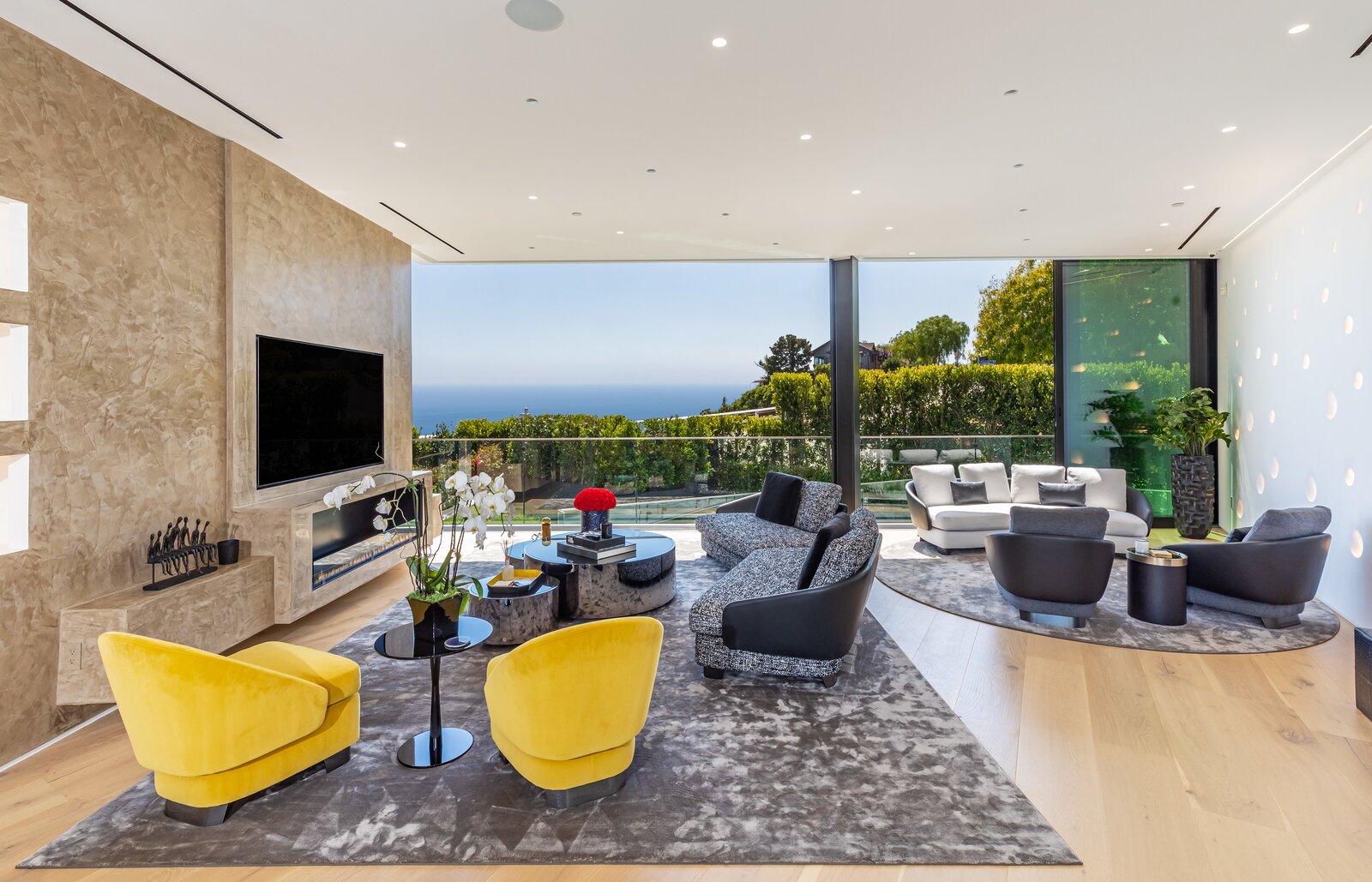 Photo 4 of 13 in Newly Built Modern Pacific Palisades Residence with ...