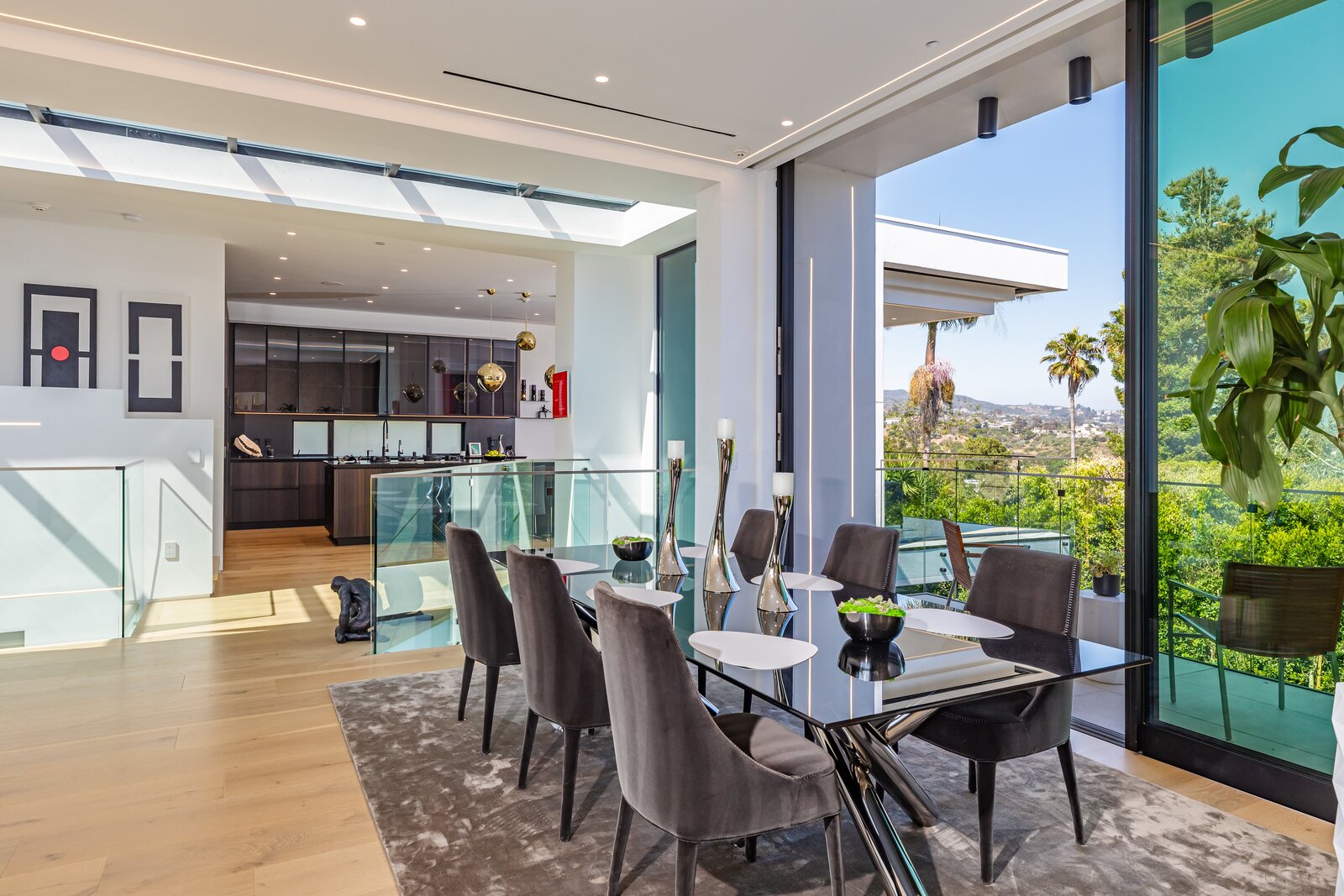 Photo 5 of 13 in Newly Built Modern Pacific Palisades Residence with ...