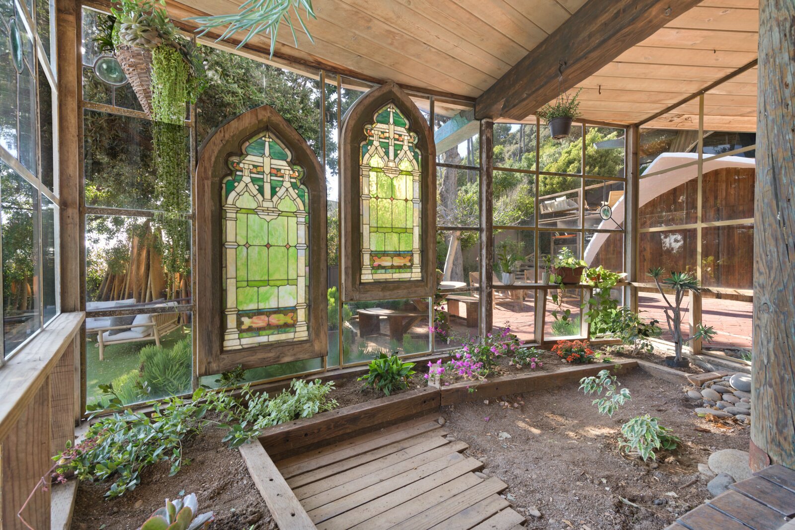 Photo 7 of 16 in Harry Gesner’s Iconic Beachfront Sandcastle House in ...