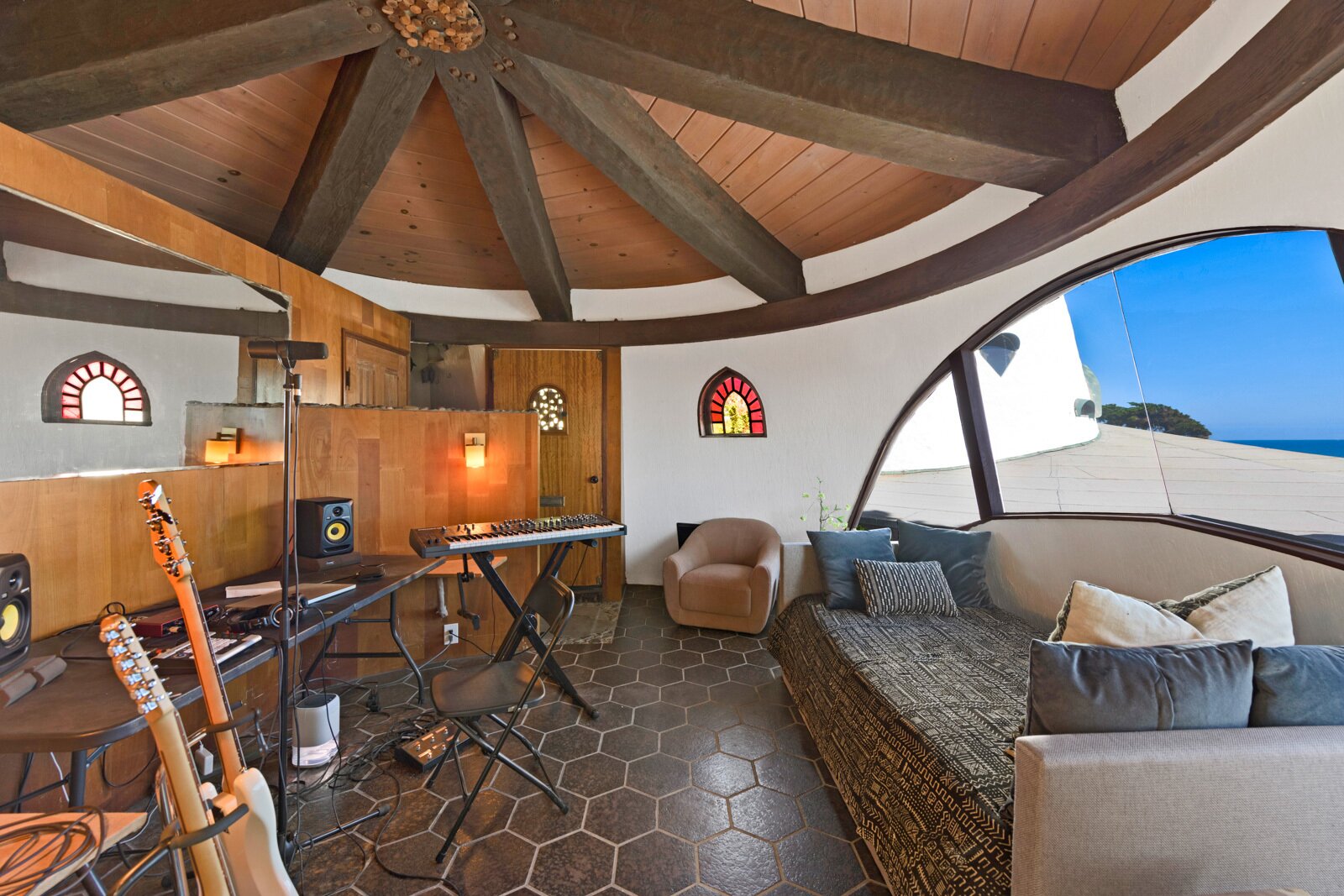 Photo 12 of 16 in Harry Gesner’s Iconic Beachfront Sandcastle House in ...