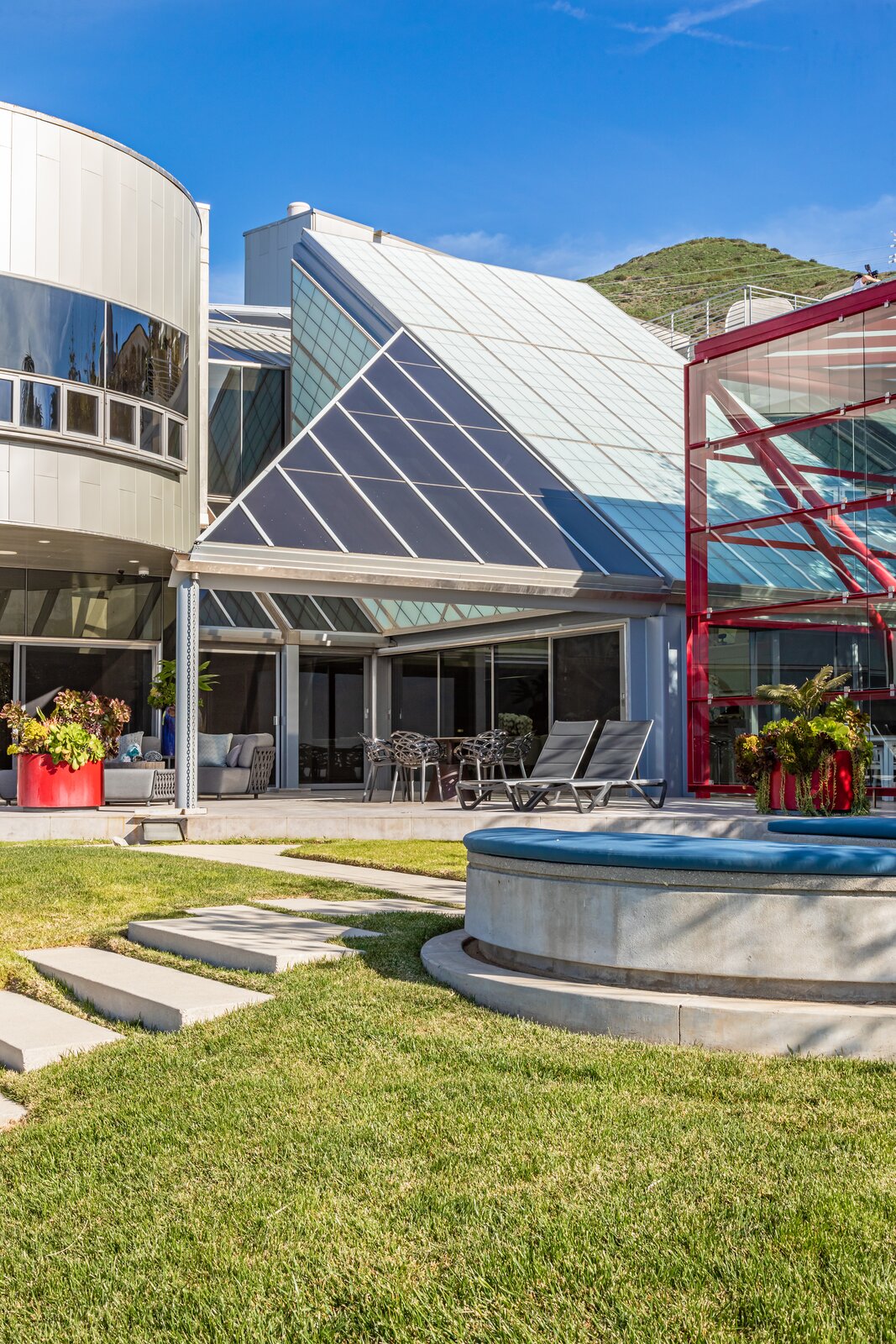 Photo 12 of 14 in Edward R. Niles-Designed Modern Architectural W/ 75 ...