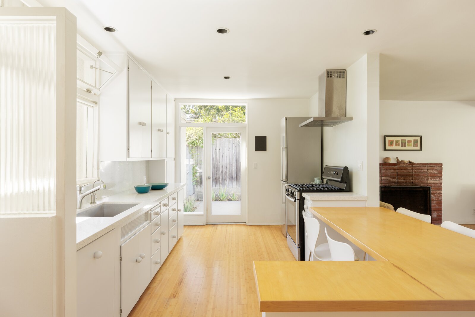 Photo 8 of 10 in Modernique Homes, 1948. Gregory Ain-Designed Mar Vista ...