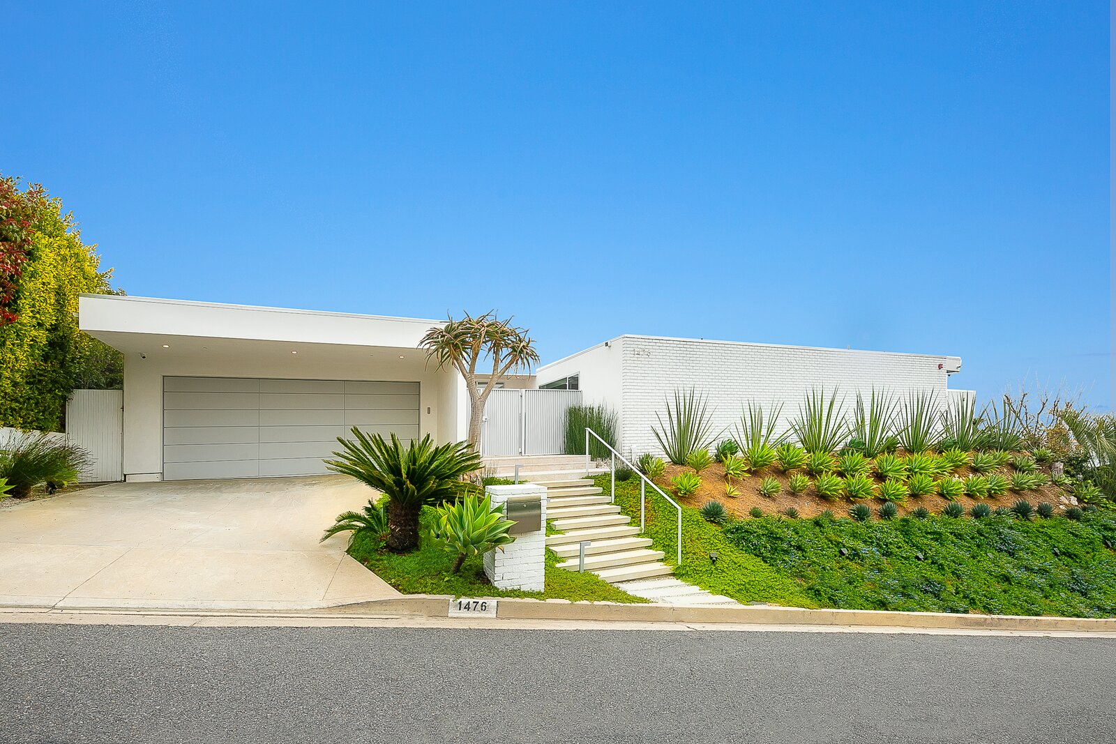 Photo 3 of 11 in Reimagined Mid-Century Gem in LA's Trousdale Estates ...