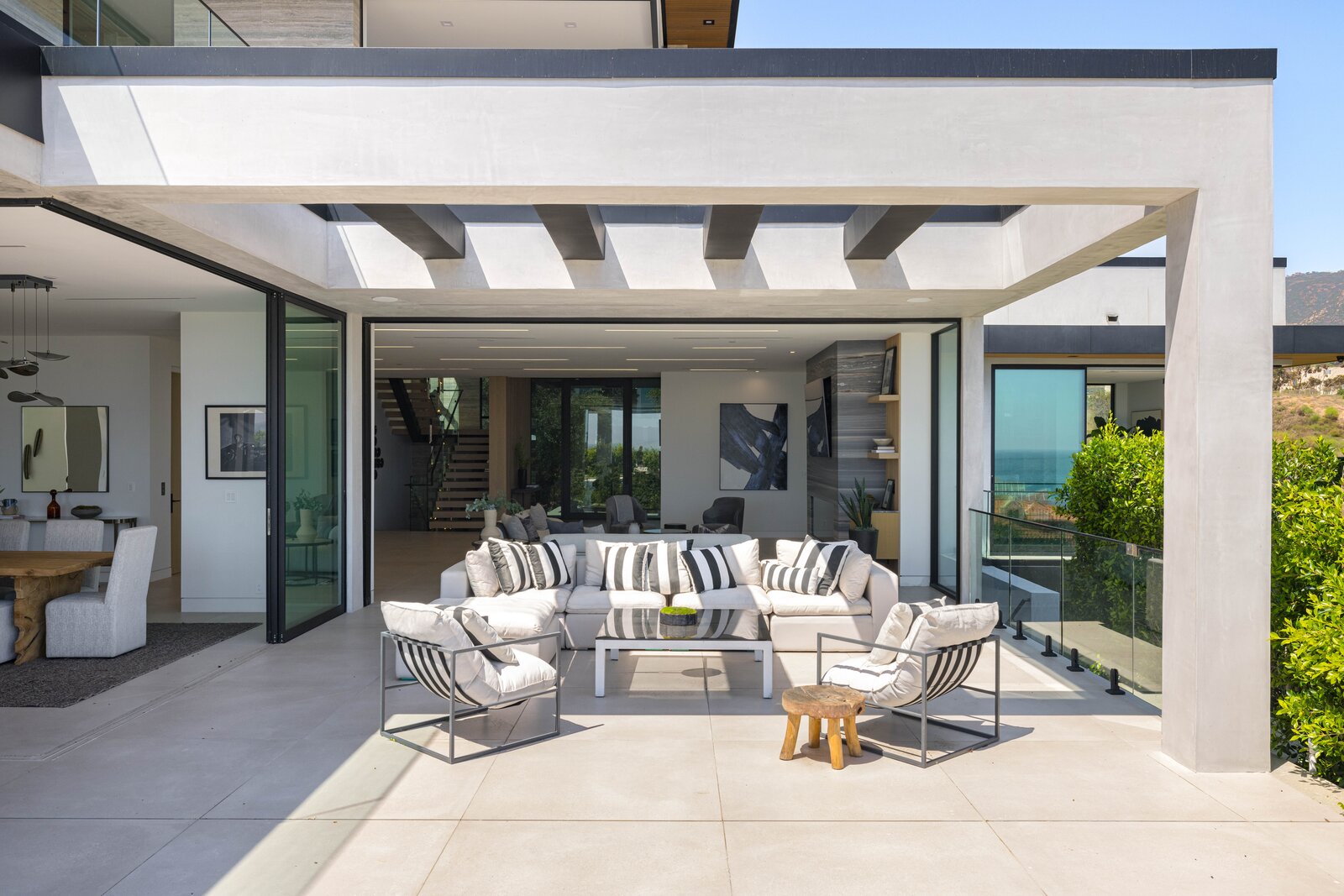 Photo 8 of 15 in Doug Burdge-Designed Contemporary Architectural in ...