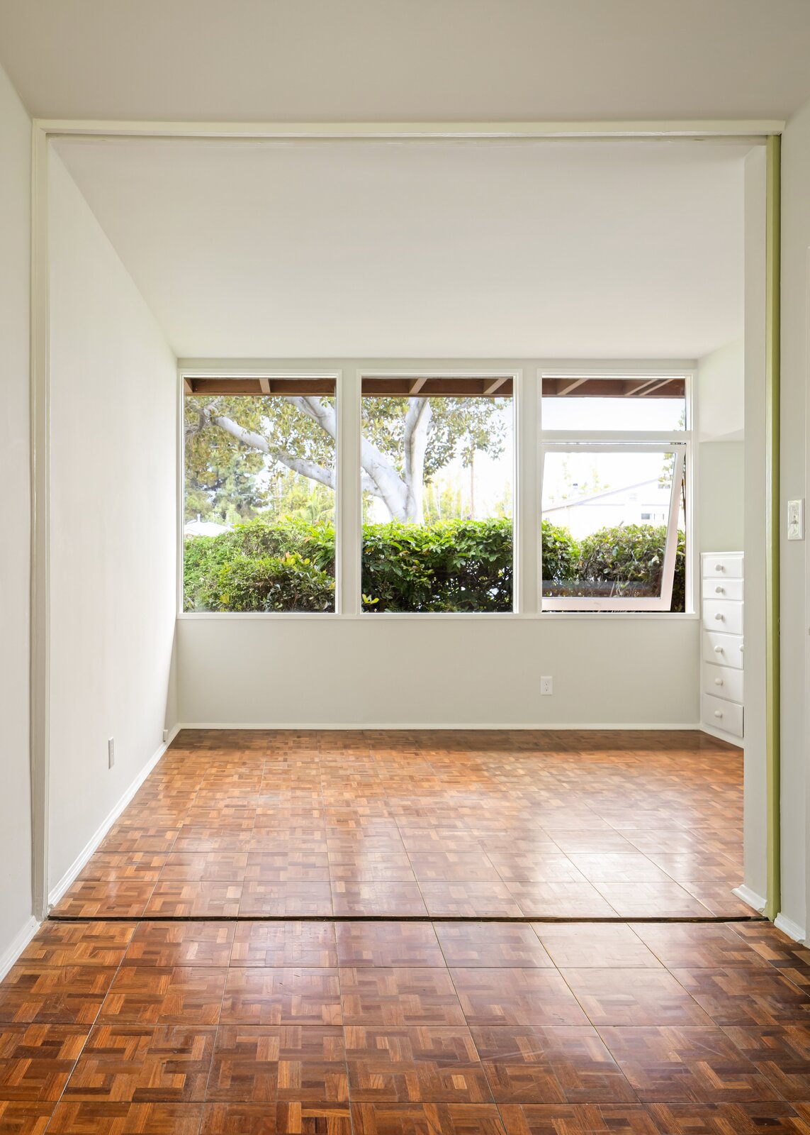 Photo 5 of 6 in Gregory Ain-Designed The Goodman-Pomish Residence, 1948 ...
