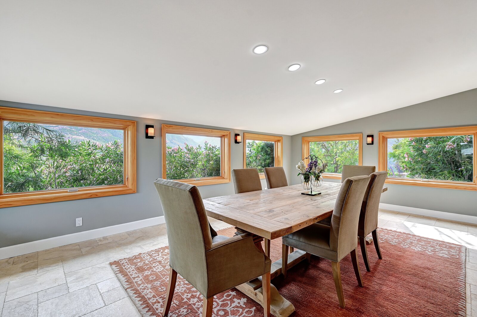 Photo 4 of 10 in Ridgeview Ranch, an Equestrian Dream in Santa Monica ...