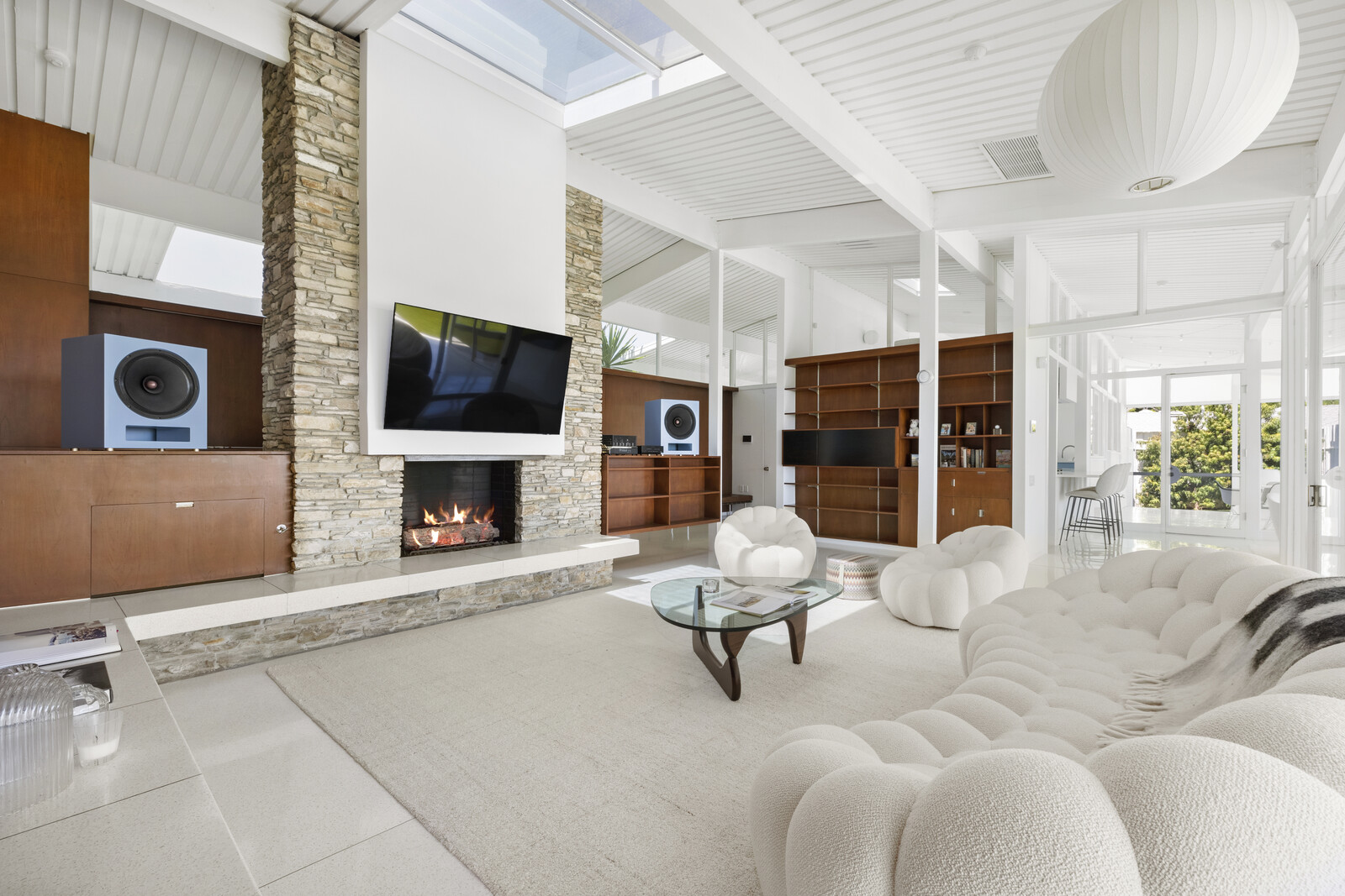 Photo 14 of 17 in Reimagined Midcentury Masterpiece by Renowned ...