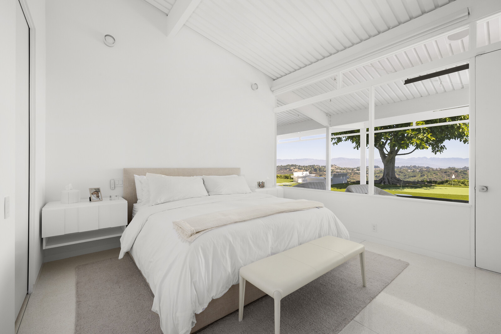 Photo 10 of 17 in Reimagined Midcentury Masterpiece by Renowned ...