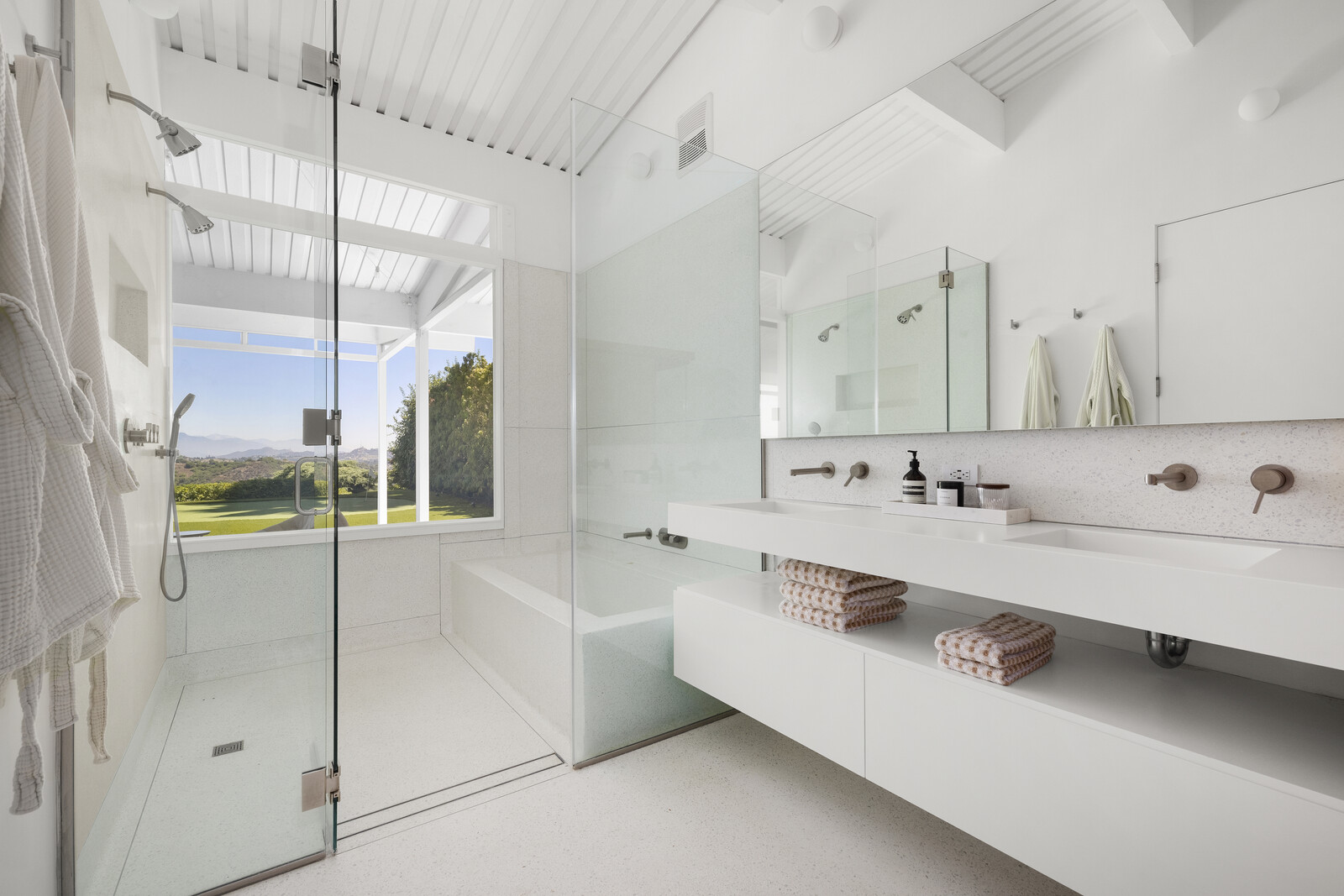 Photo 9 of 17 in Reimagined Midcentury Masterpiece by Renowned ...