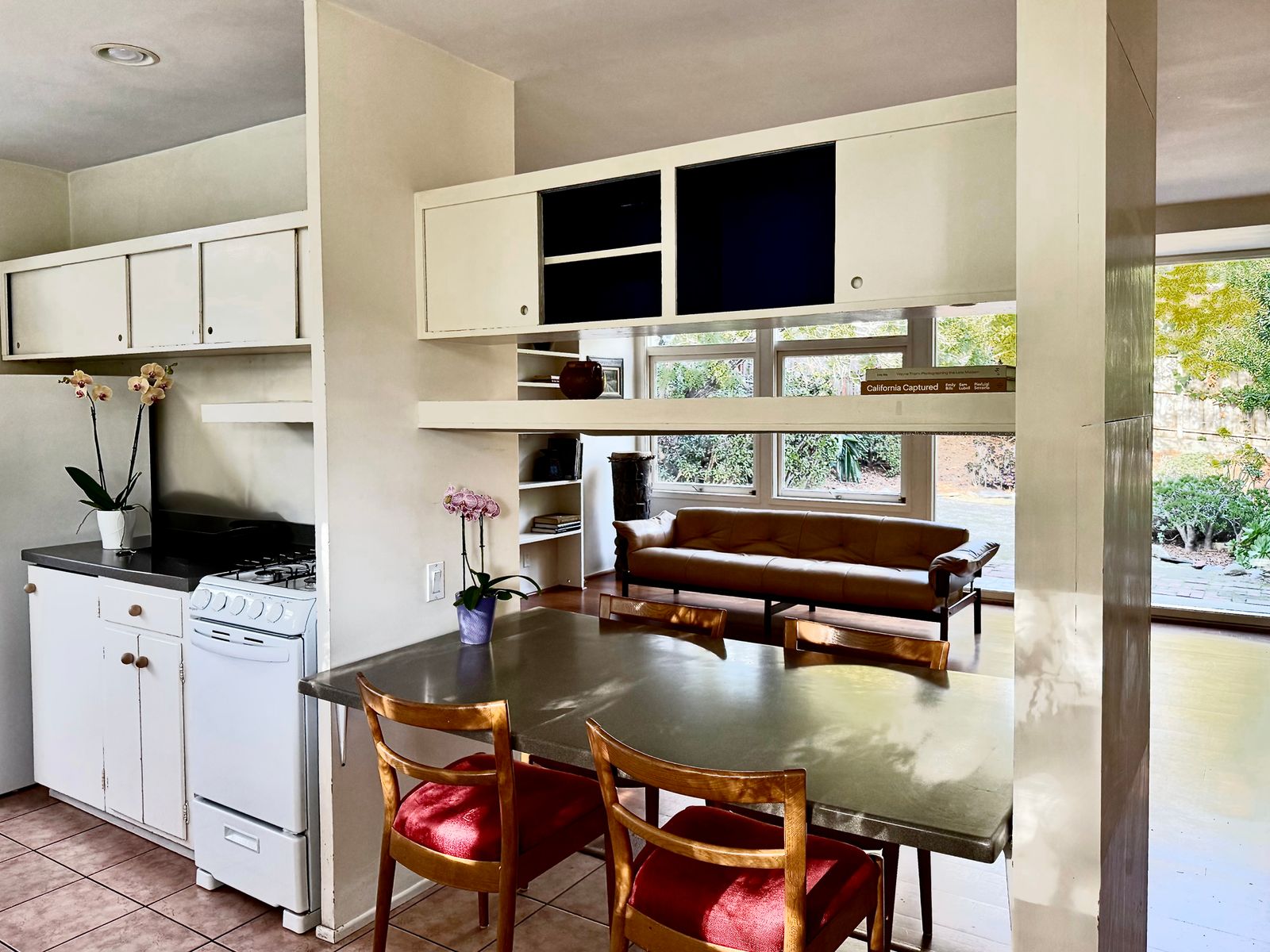 Photo 6 of 10 in Architect Gregory Ain's Modernique Homes, 1948 in Mar ...