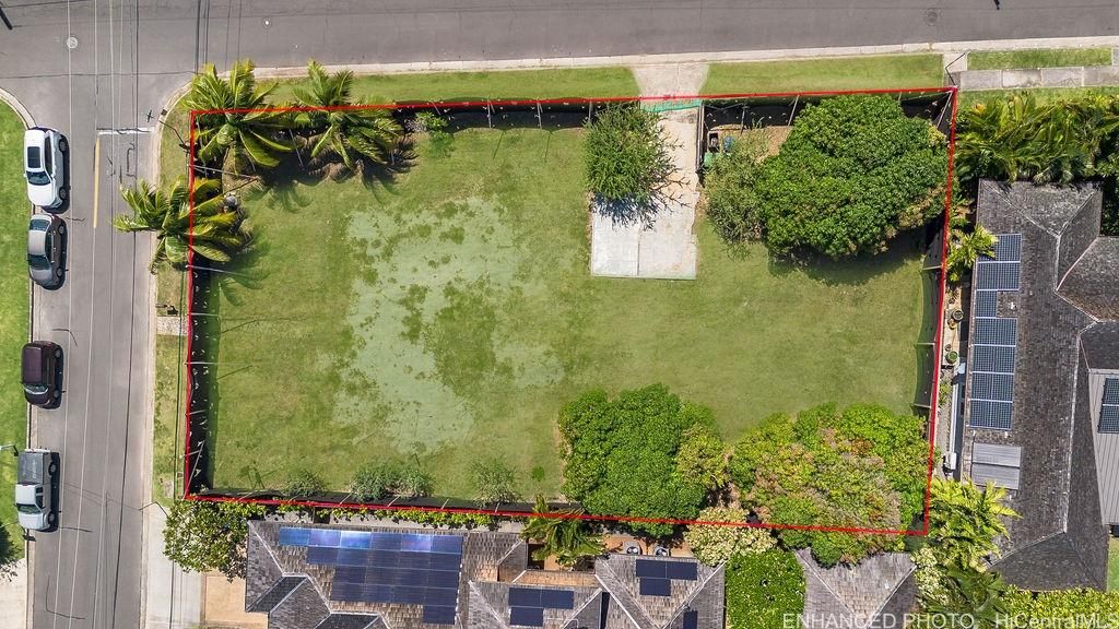 Photo 10 of 11 in MALUHIA - Rare 12K SF Parcel in Honolulu with Permit ...