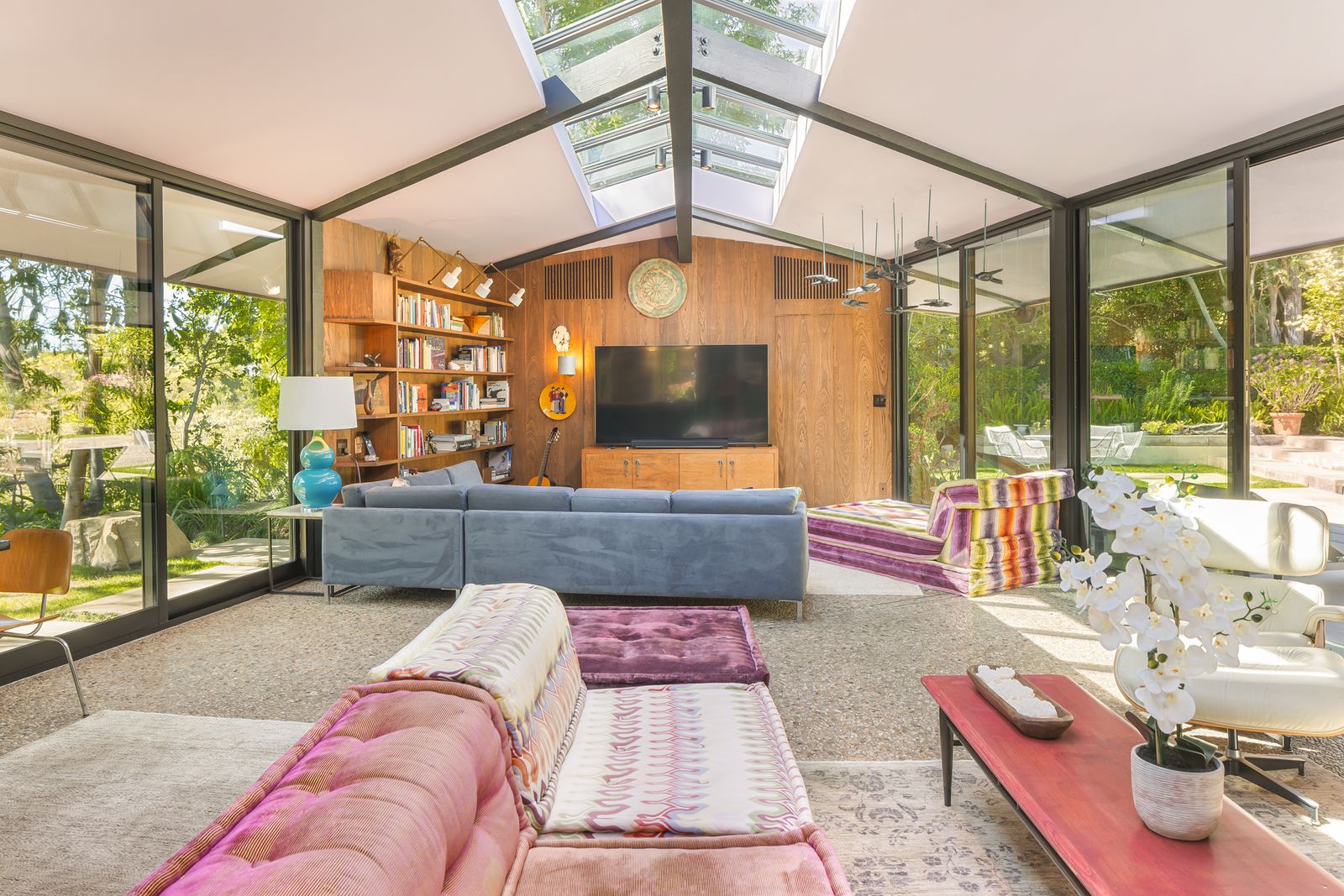 Photo 4 of 11 in Cliff May-Style Ranch in Brentwood’s Mandeville Canyon ...