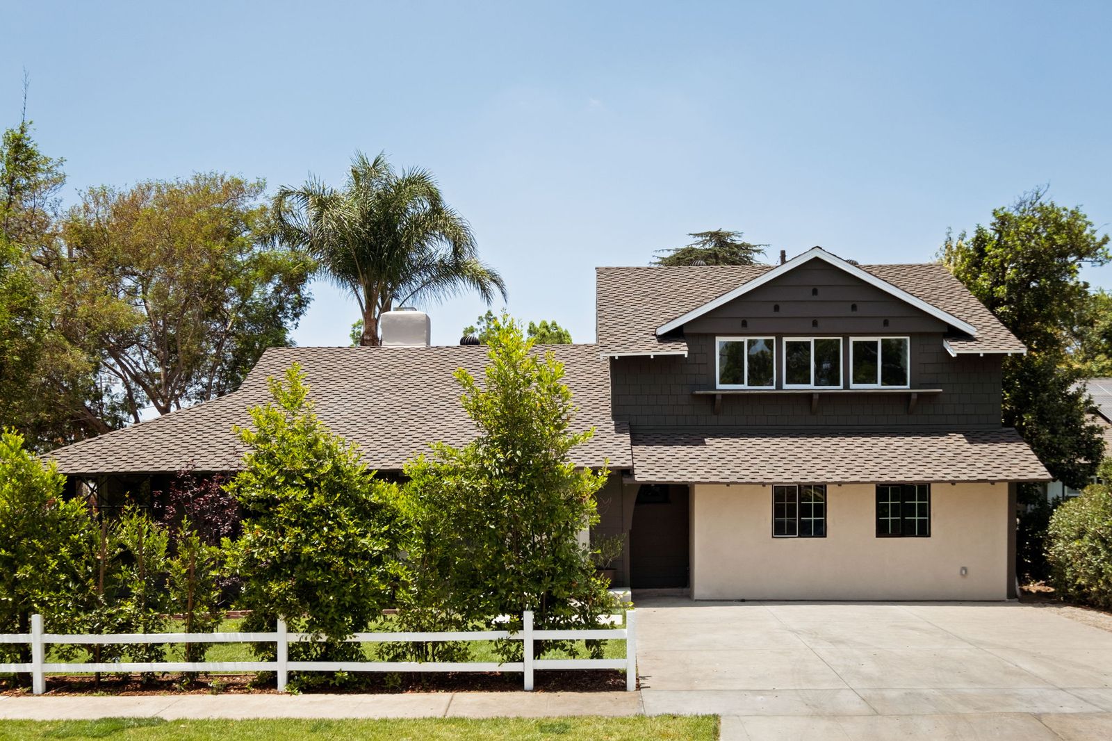 Photo 2 of 9 in Mid-Century Modern Revival in Van Nuys Lists for $1.5M ...