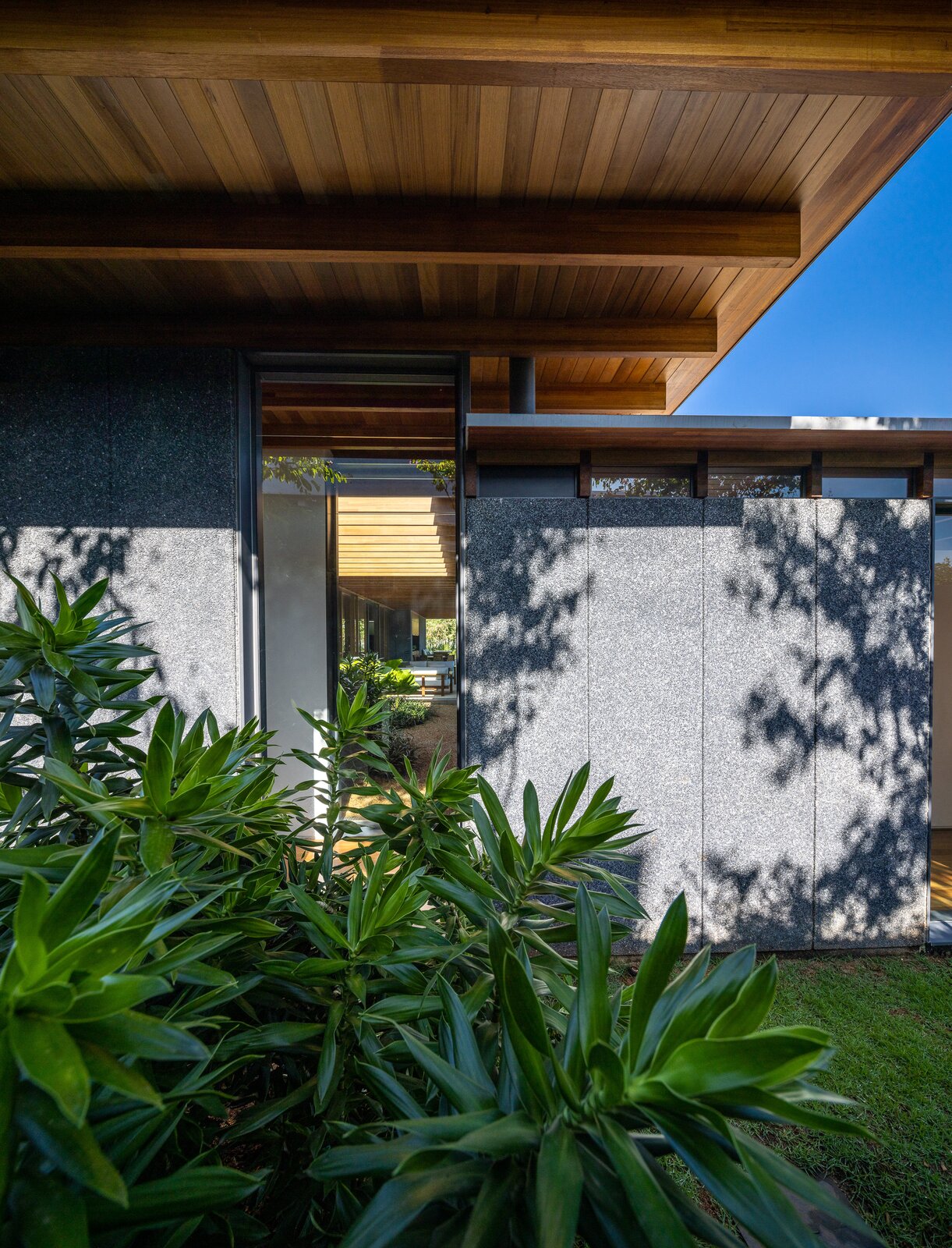 Photo 2 of 29 in Madeira House by MATHEUS FARAH E MANOEL MAIA ...