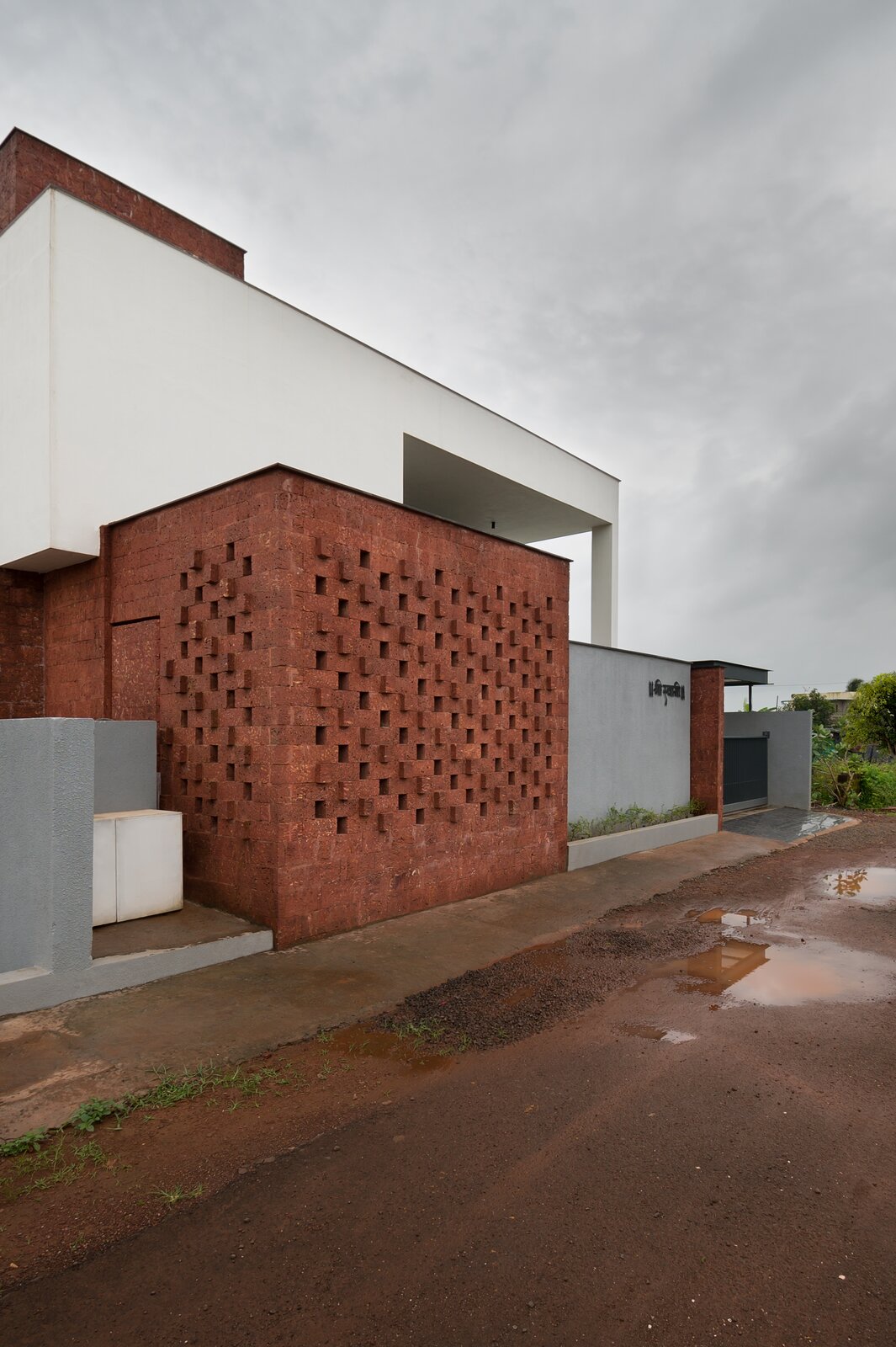 Photo 4 of 35 in House with Hidden Gardens by Hrishikesh More ...