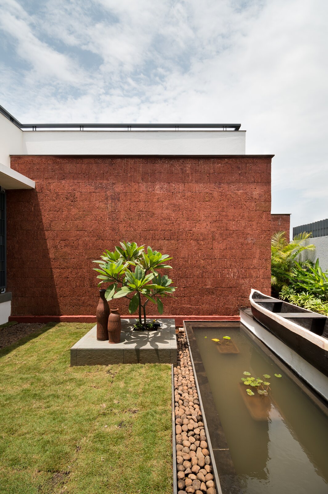 Photo 14 of 35 in House with Hidden Gardens by Hrishikesh More ...