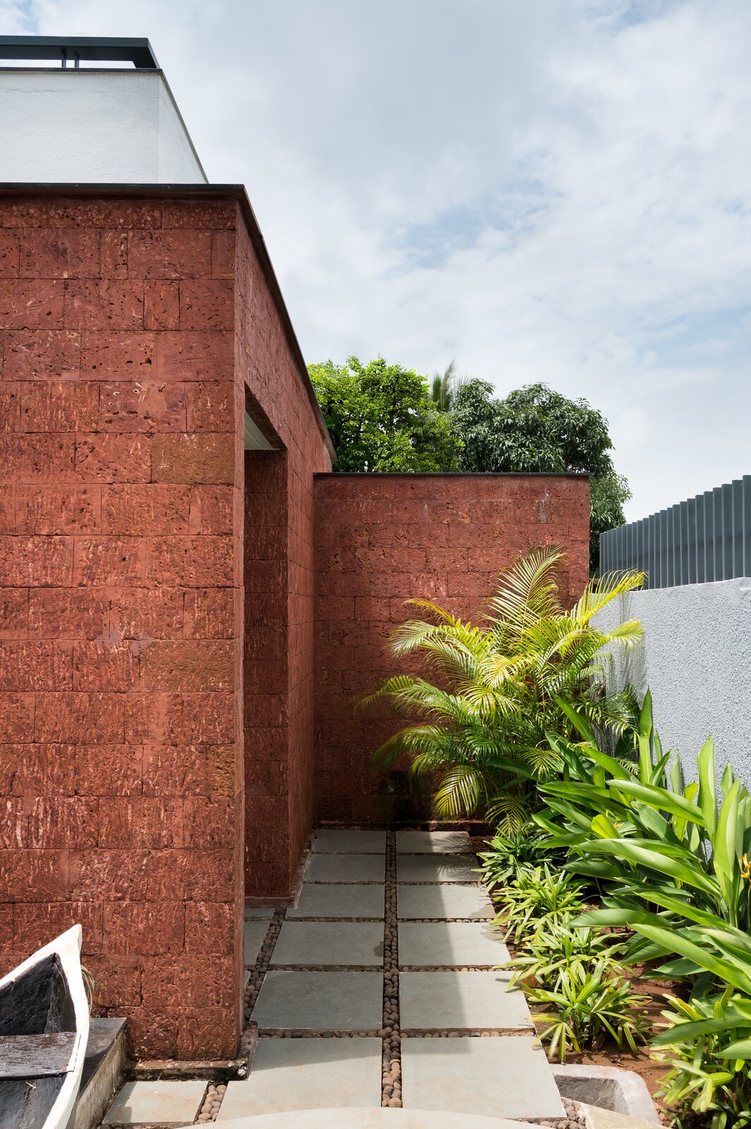 Photo 16 of 35 in House with Hidden Gardens by Hrishikesh More ...