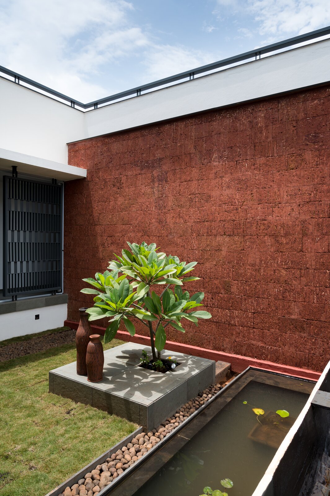 Photo 15 of 35 in House with Hidden Gardens by Hrishikesh More ...