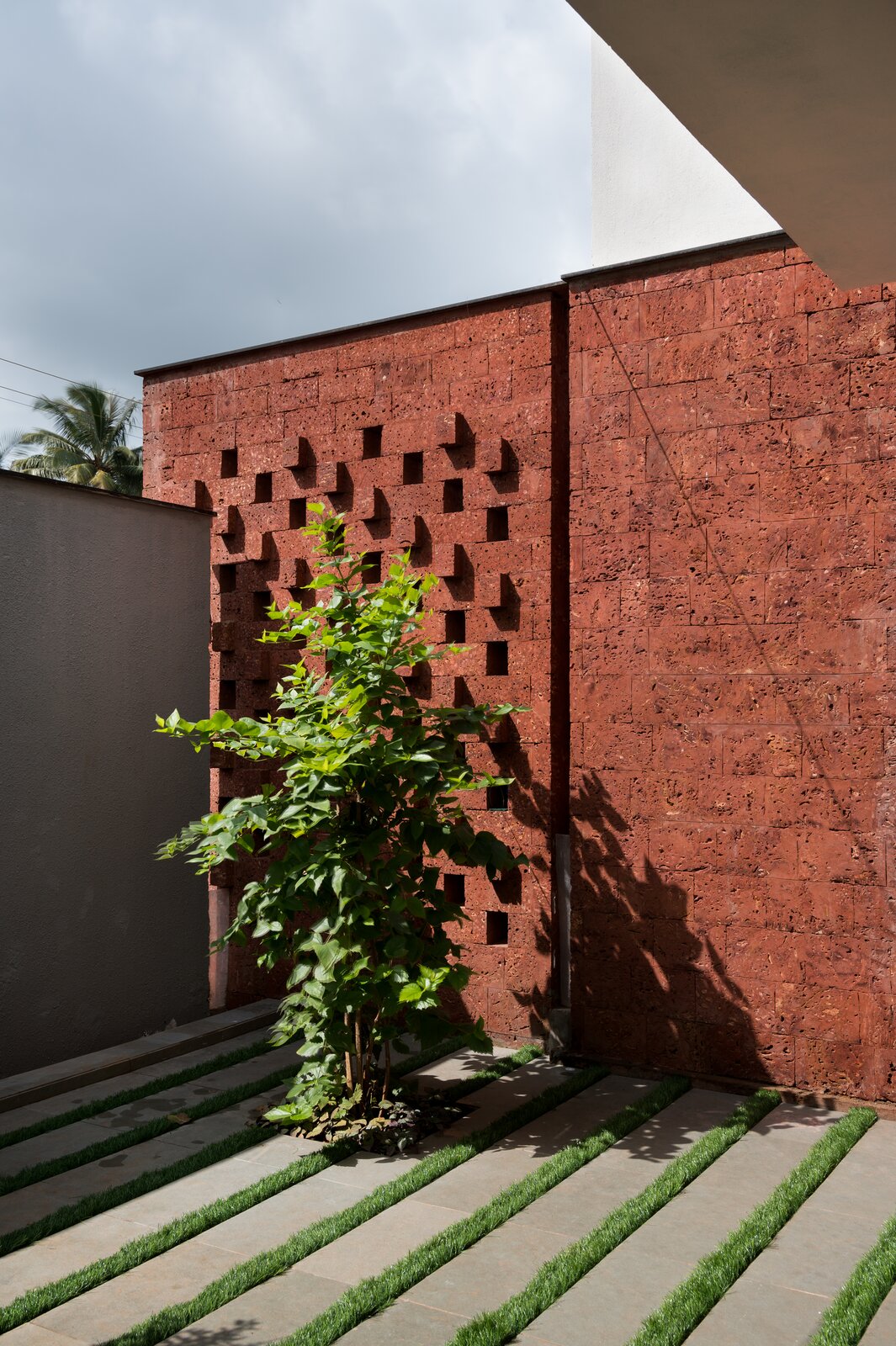 Photo 5 of 35 in House with Hidden Gardens by Hrishikesh More ...