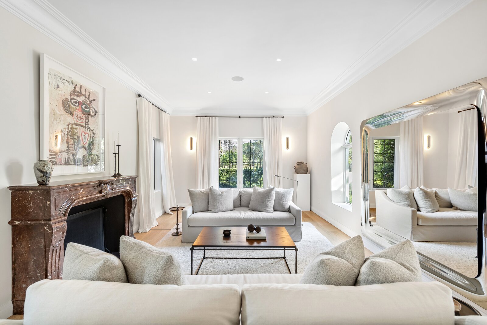 Photo 6 of 11 in Luxurious Smart Home on Celeb-Favorite Pine Tree Drive ...