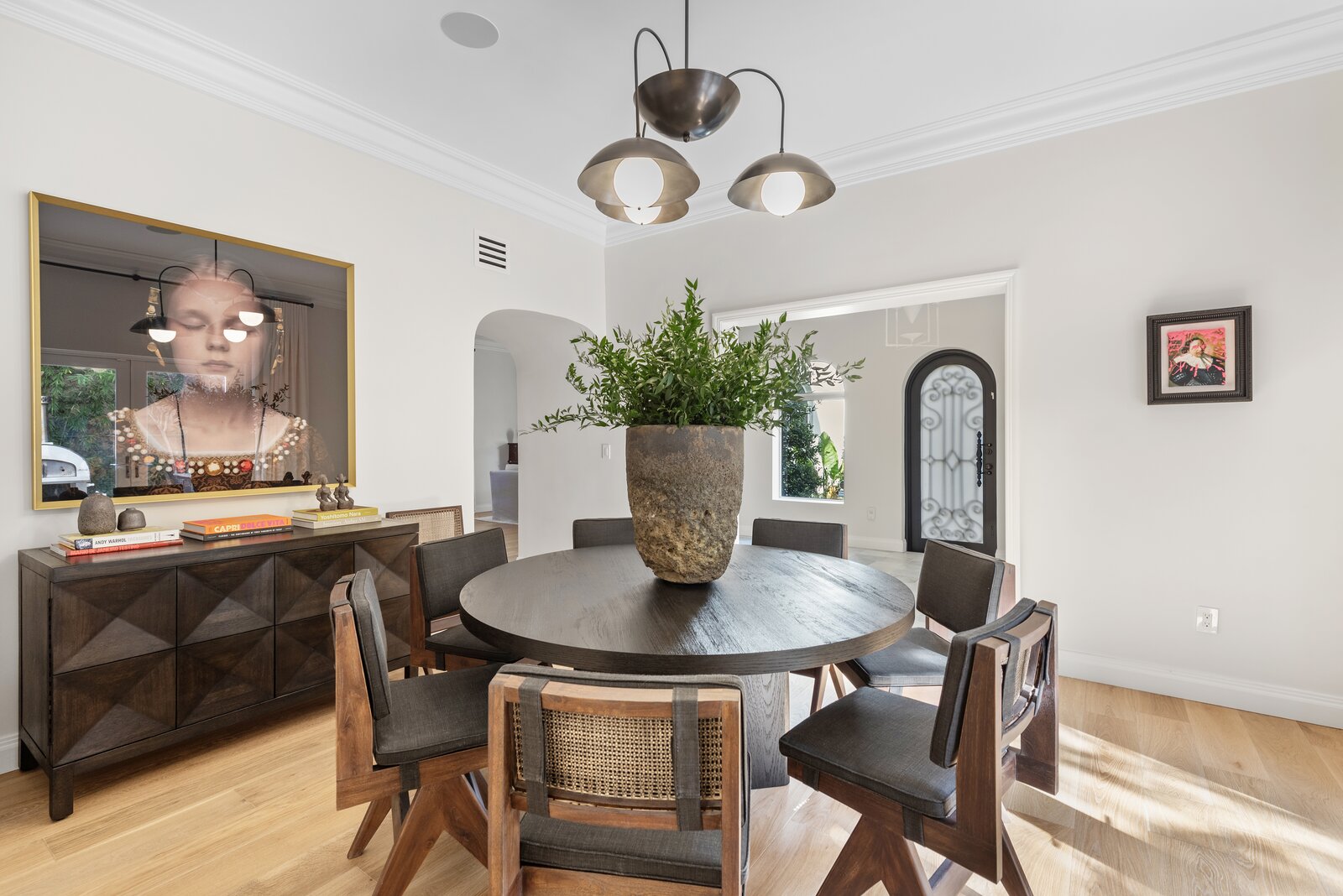 Photo 5 of 11 in Luxurious Smart Home on Celeb-Favorite Pine Tree Drive ...