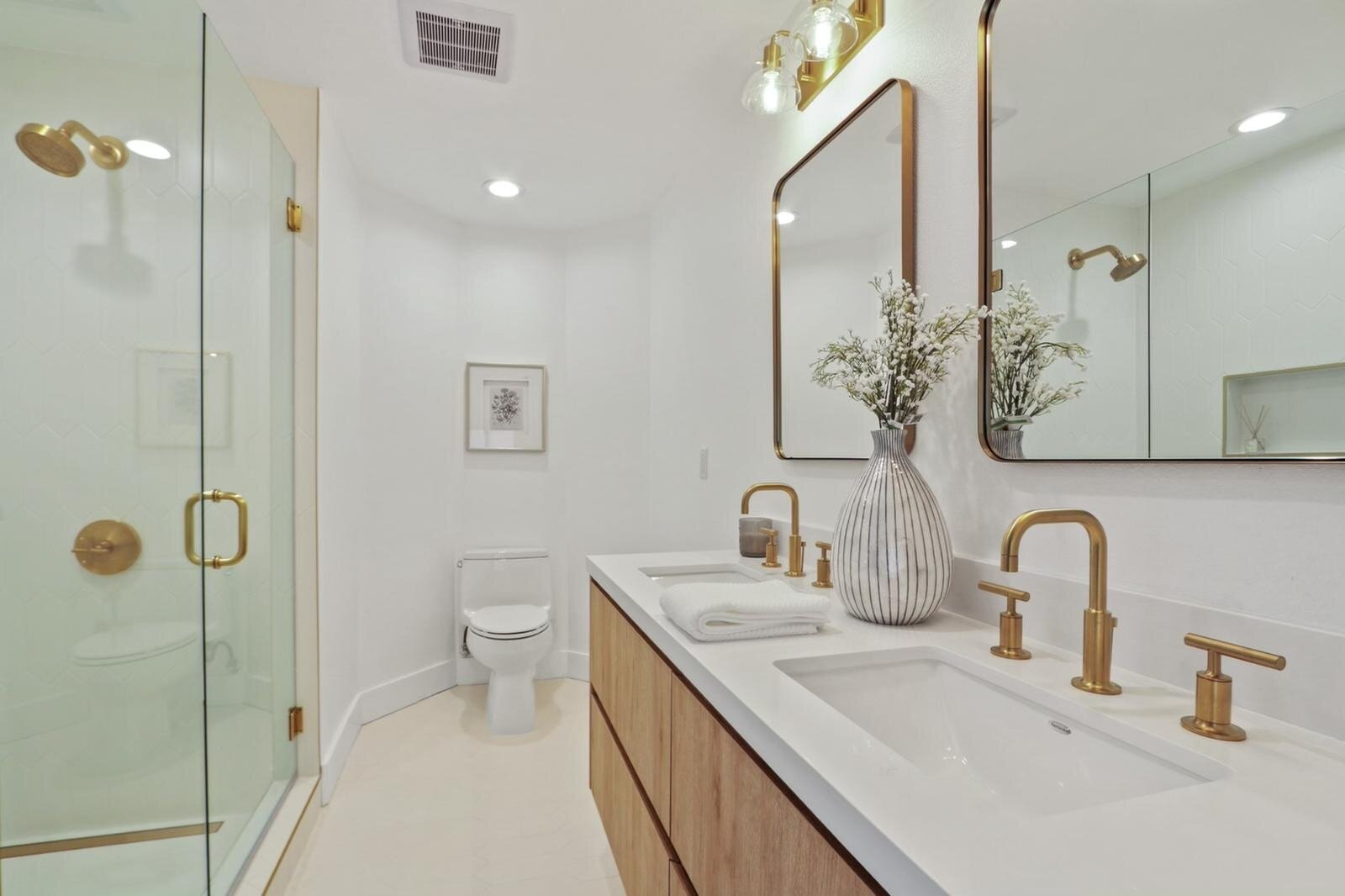 Photo 10 of 12 in The Bel Air House Tour by E&E builders Inc - Dwell