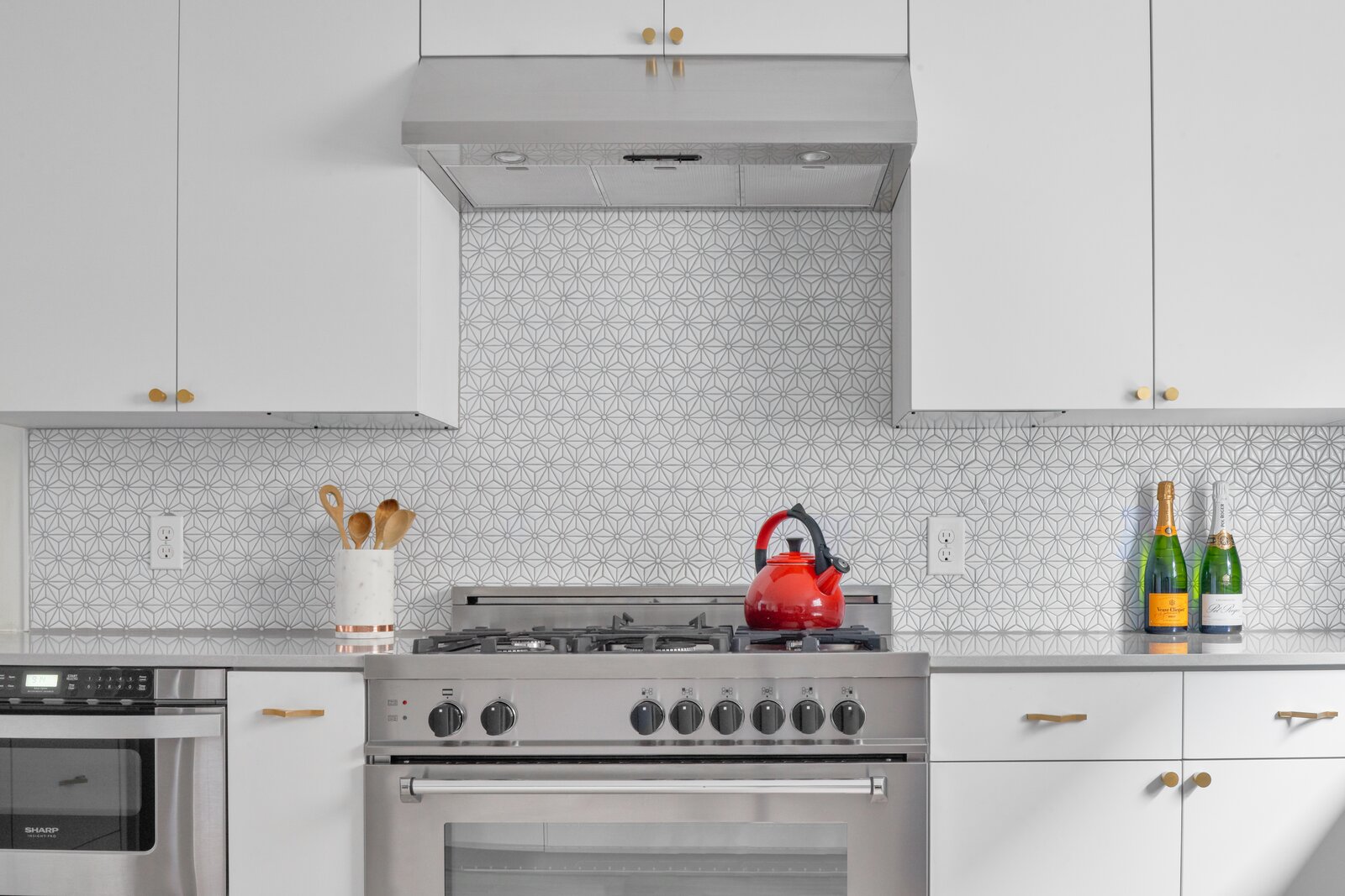 Photo 10 of 12 in Rosedale Warm Modern Rambler Ranch-house by Breathe ...