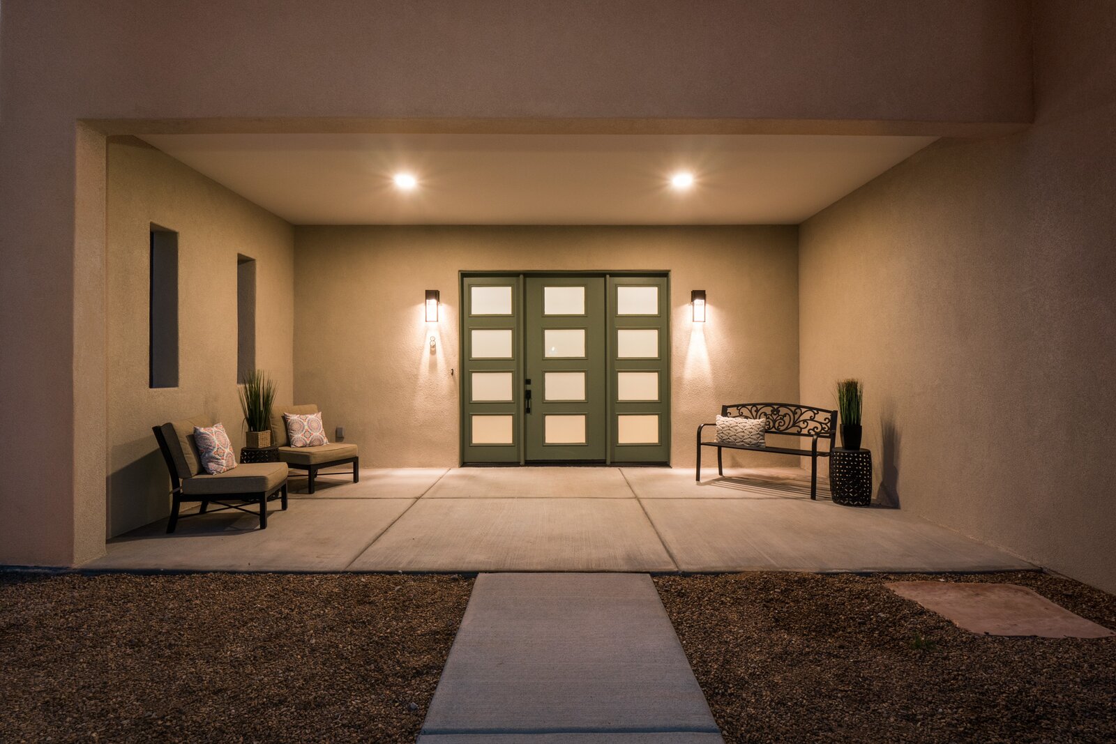 Photo 2 of 46 in Desert Serenity by Evan Kinsley - Dwell