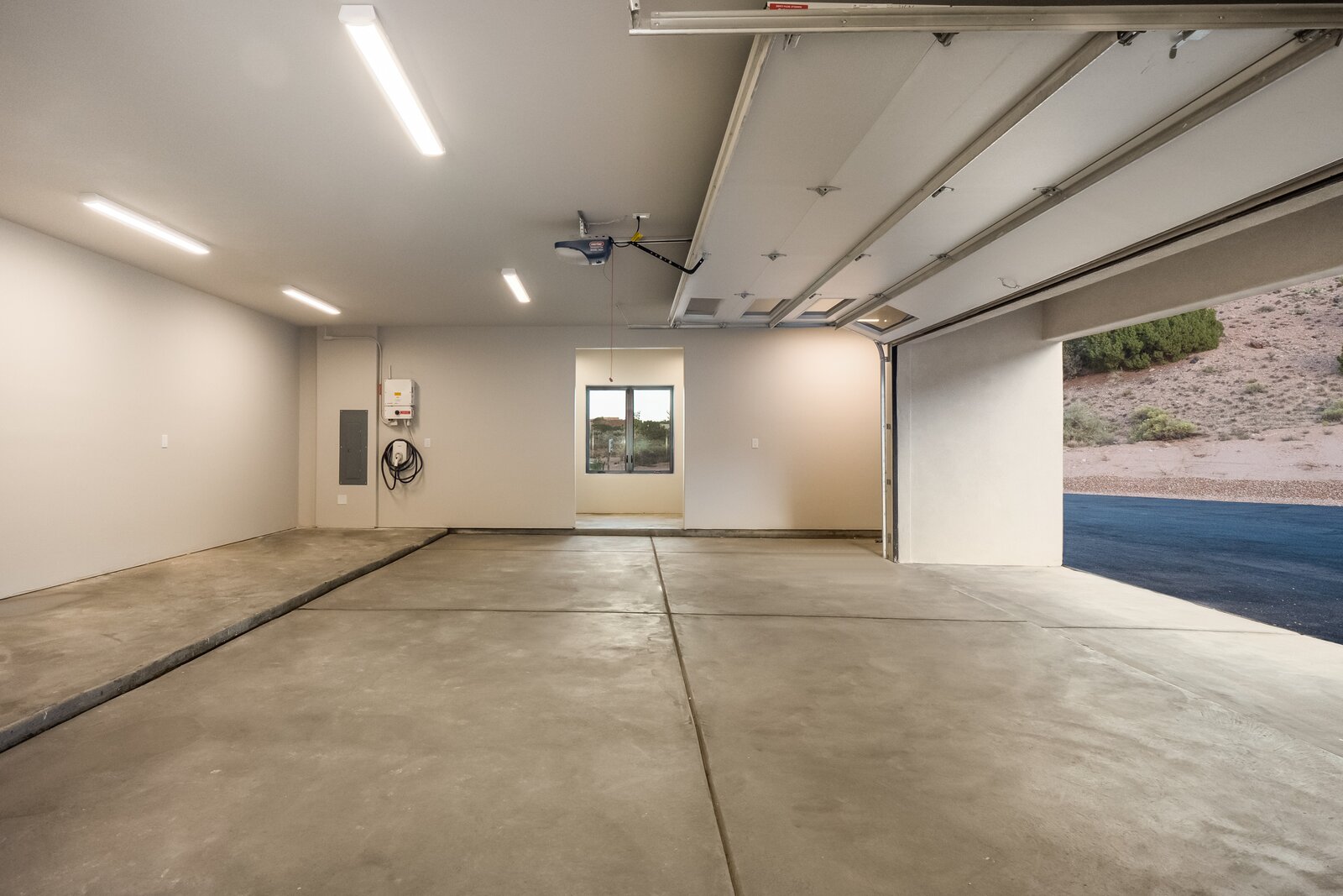 Photo 12 of 46 in Desert Serenity by Evan Kinsley - Dwell