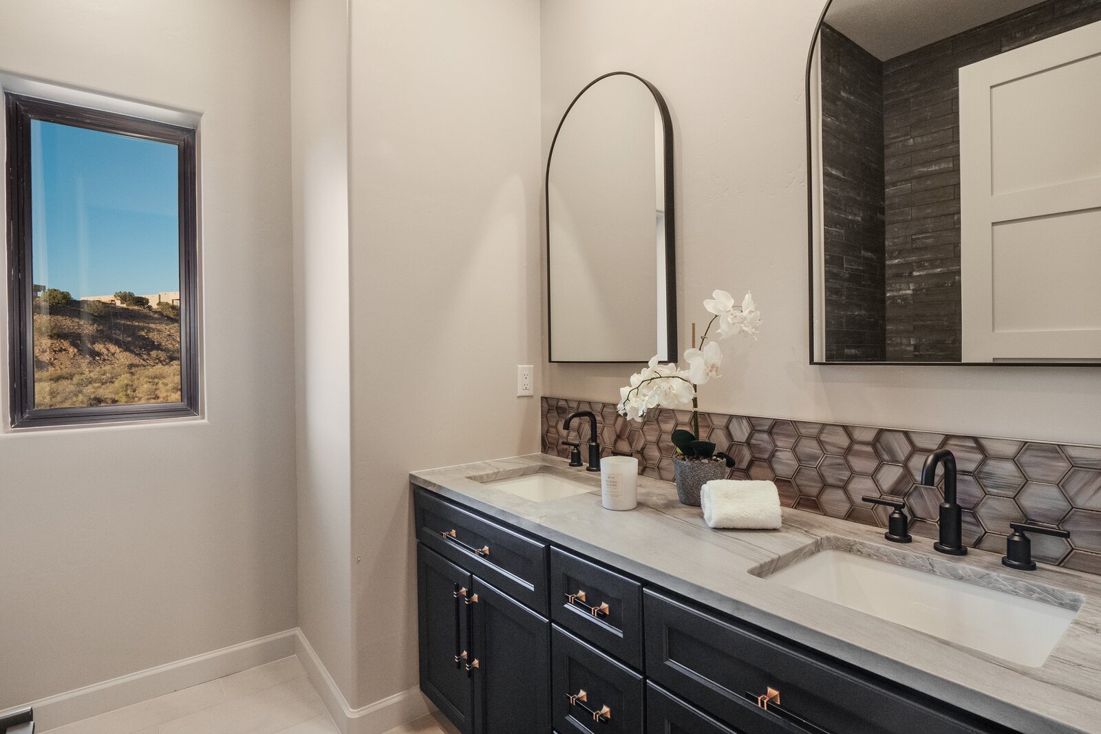 Photo 16 of 46 in Desert Serenity by Evan Kinsley - Dwell