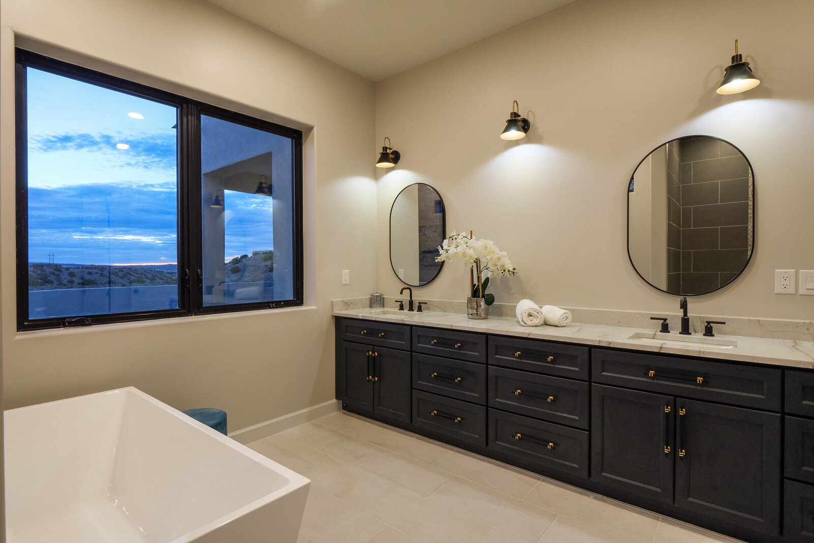 Photo 18 of 46 in Desert Serenity by Evan Kinsley - Dwell