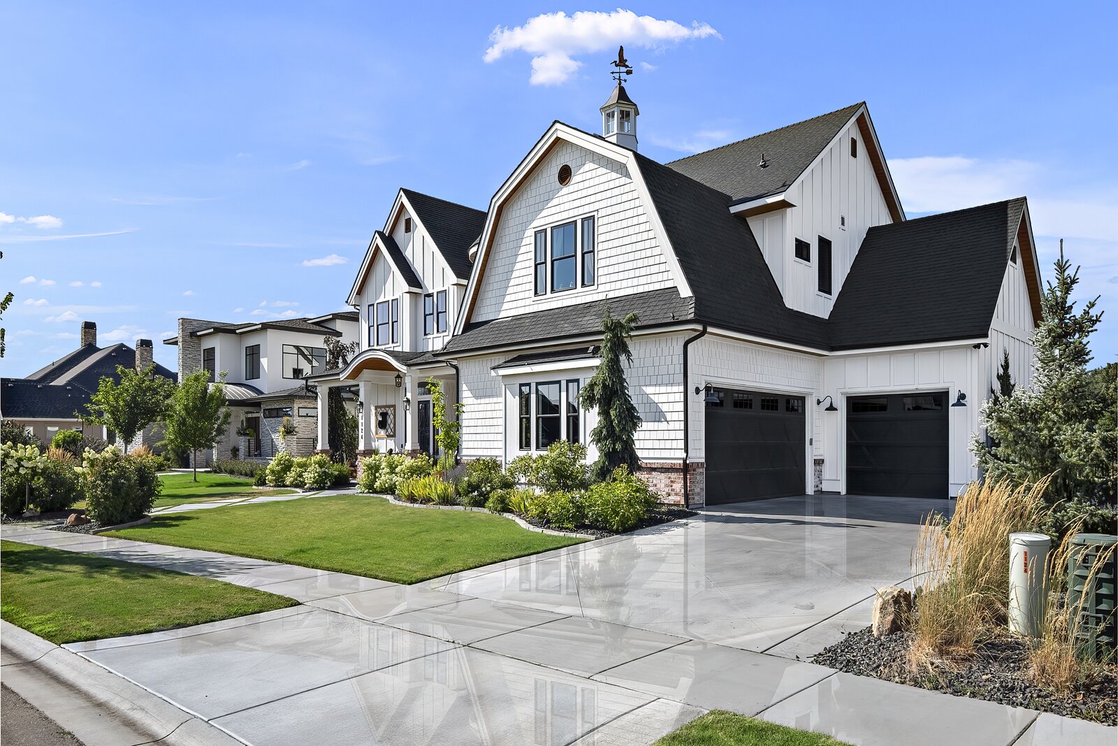 Photo 4 of 11 in A Luxurious Waterfront Farmhouse Lists for $2.599M by ...