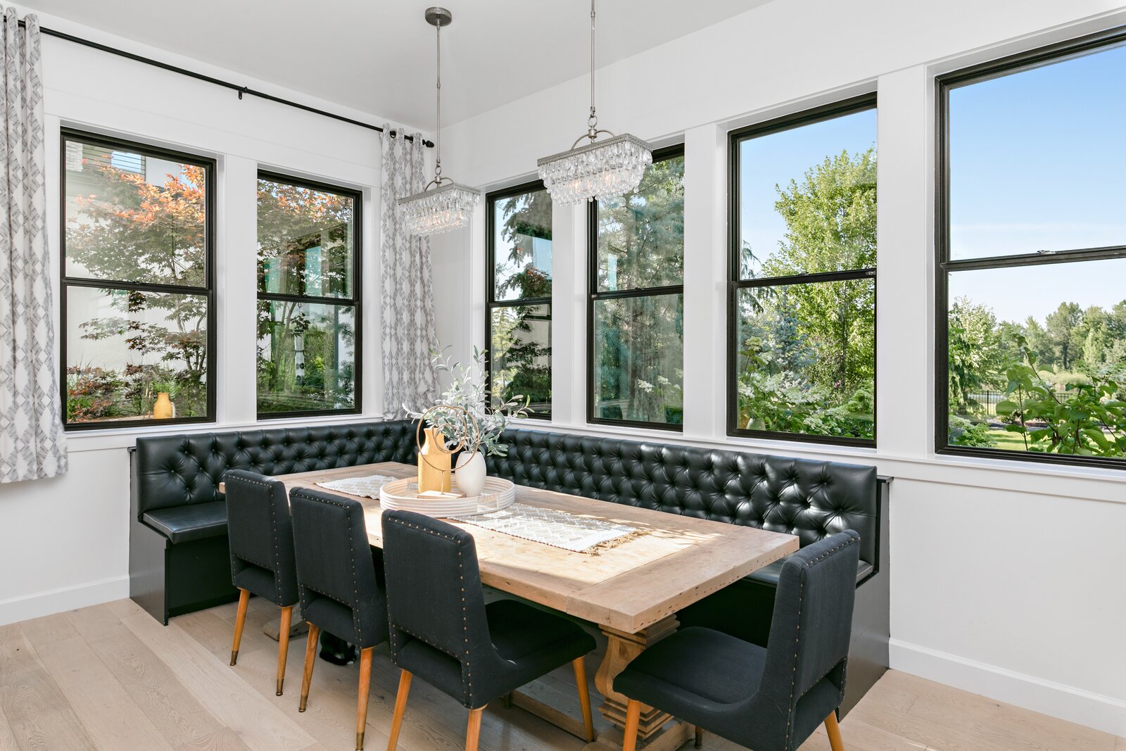 Photo 6 of 11 in A Luxurious Waterfront Farmhouse Lists for $2.599M by ...